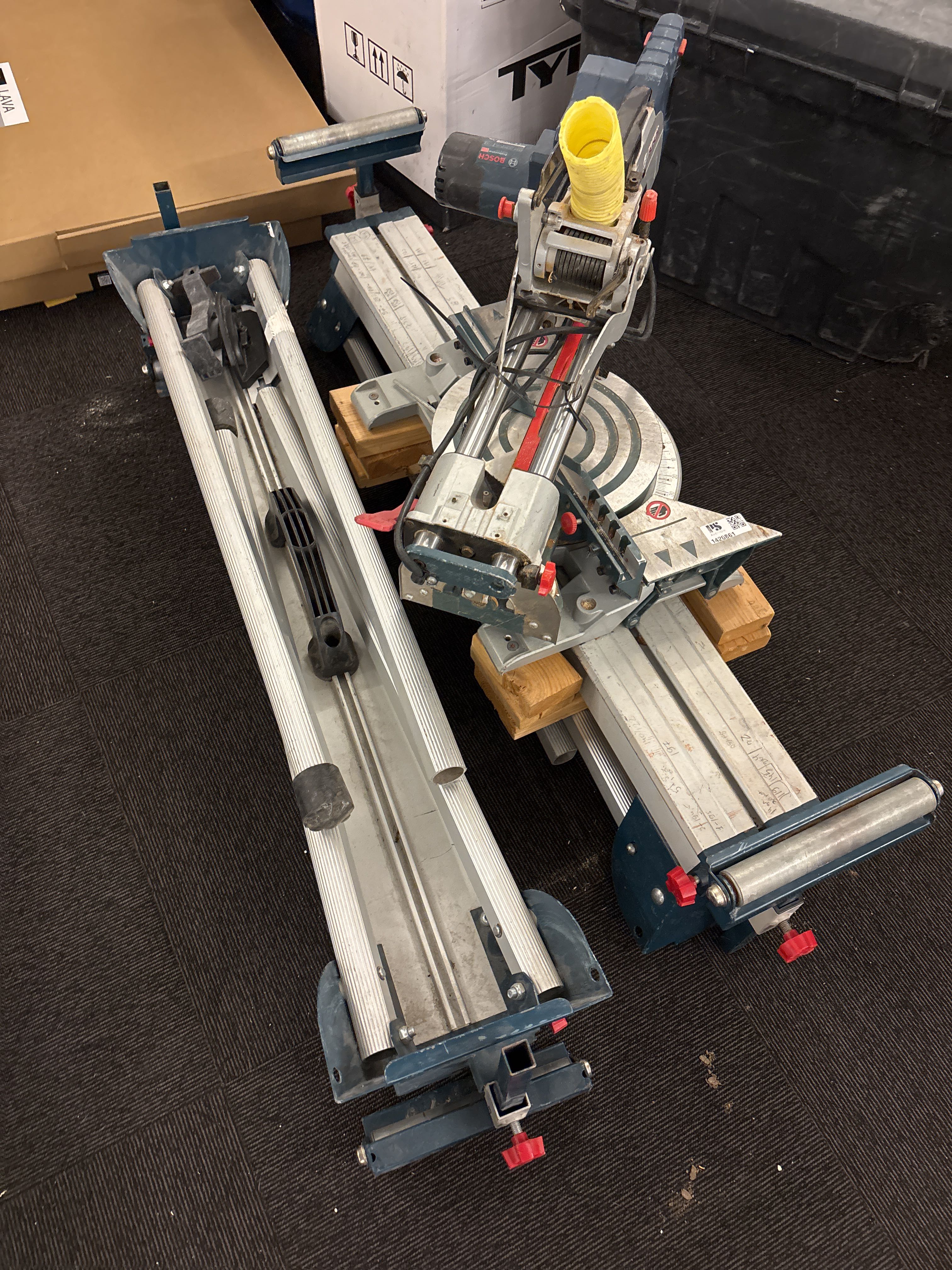 Cross-cut and mitre saw with 2 stands - Bosch GCM 8 SJL - PS Auction ...