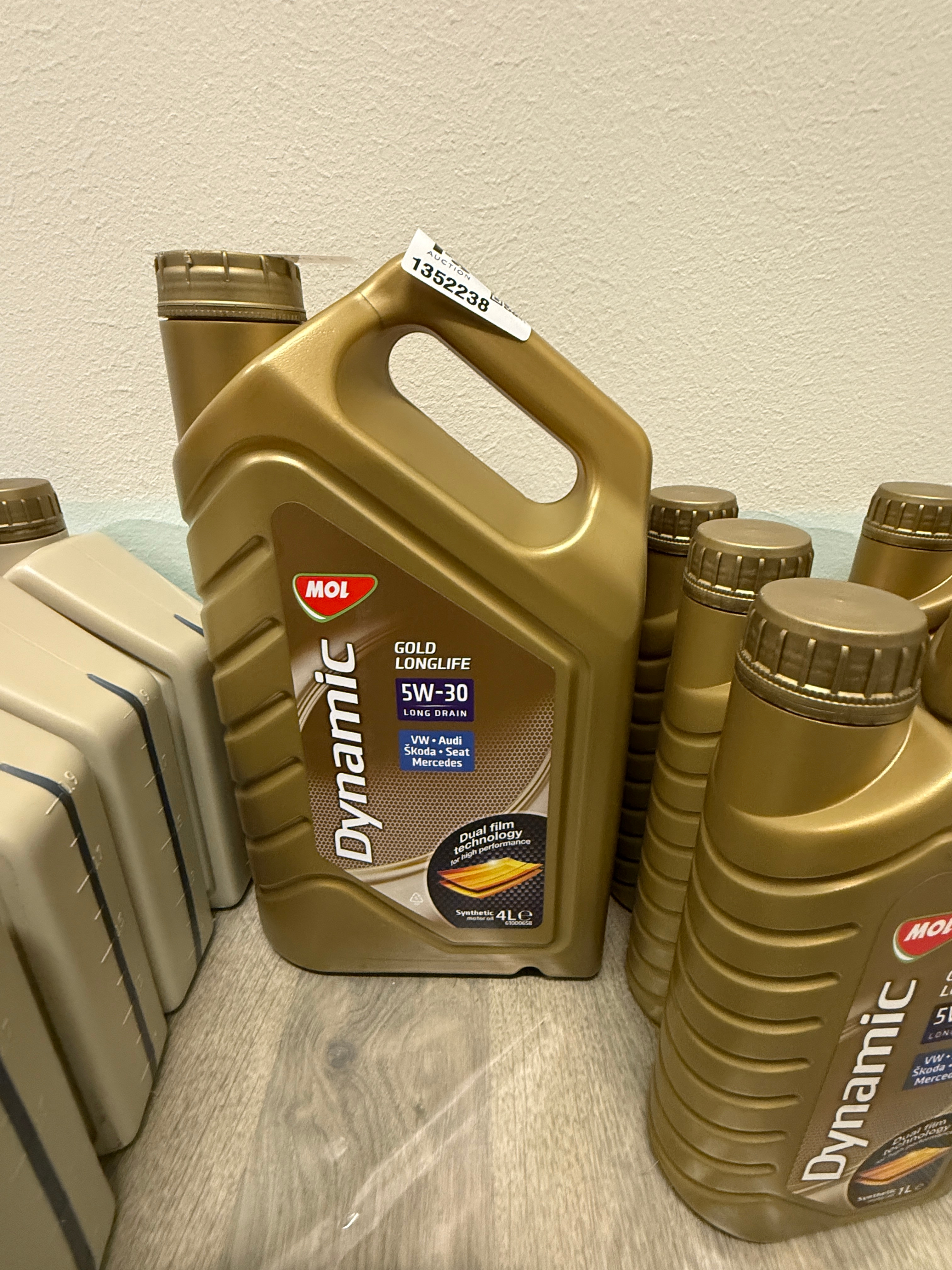 Olja 10 liter Dynamic Gold Longlife 5W-30 och 5 liter MOL Essence 10W ...