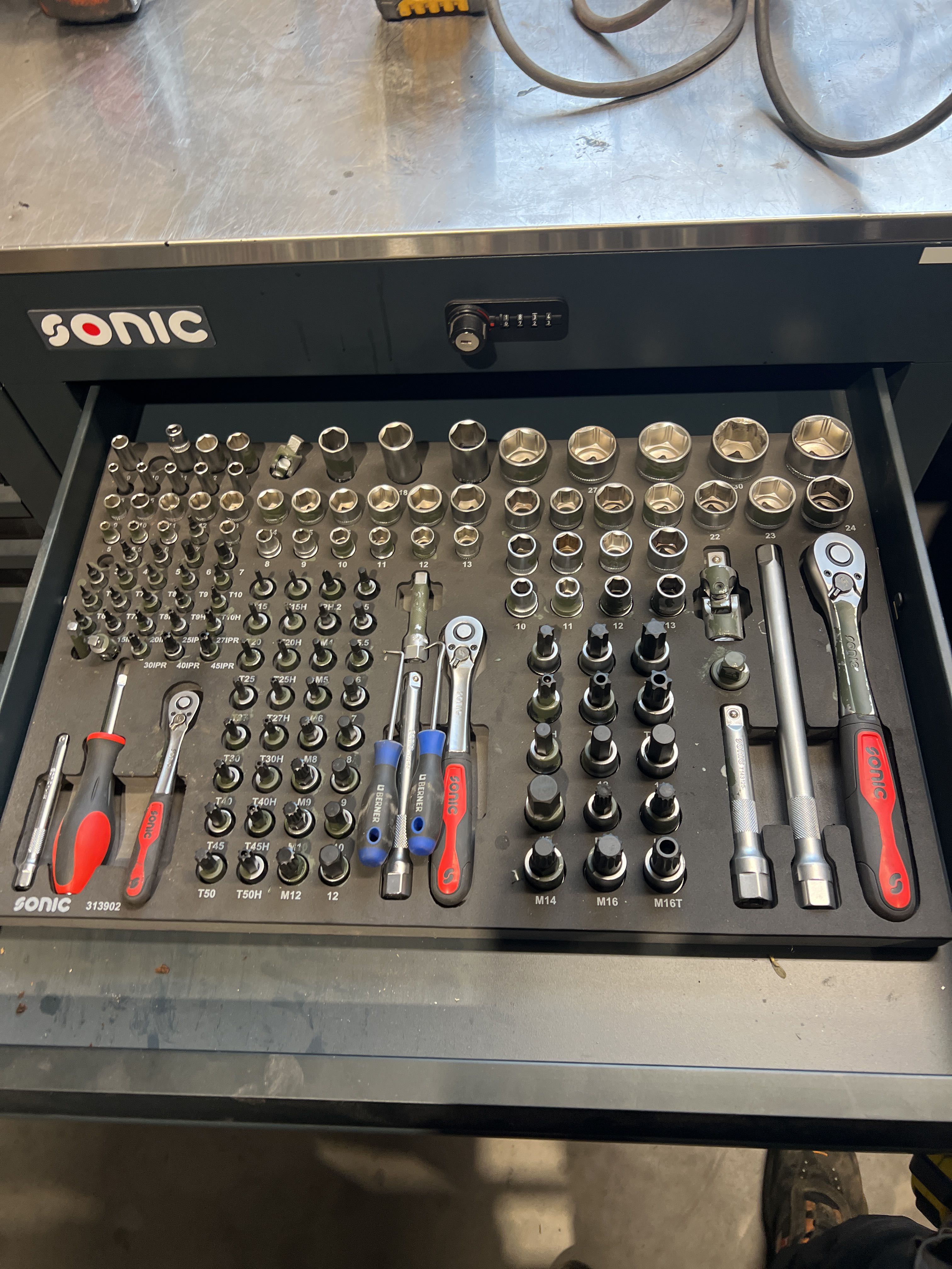 Sonic service station with tools - PS Auction - We value the future ...