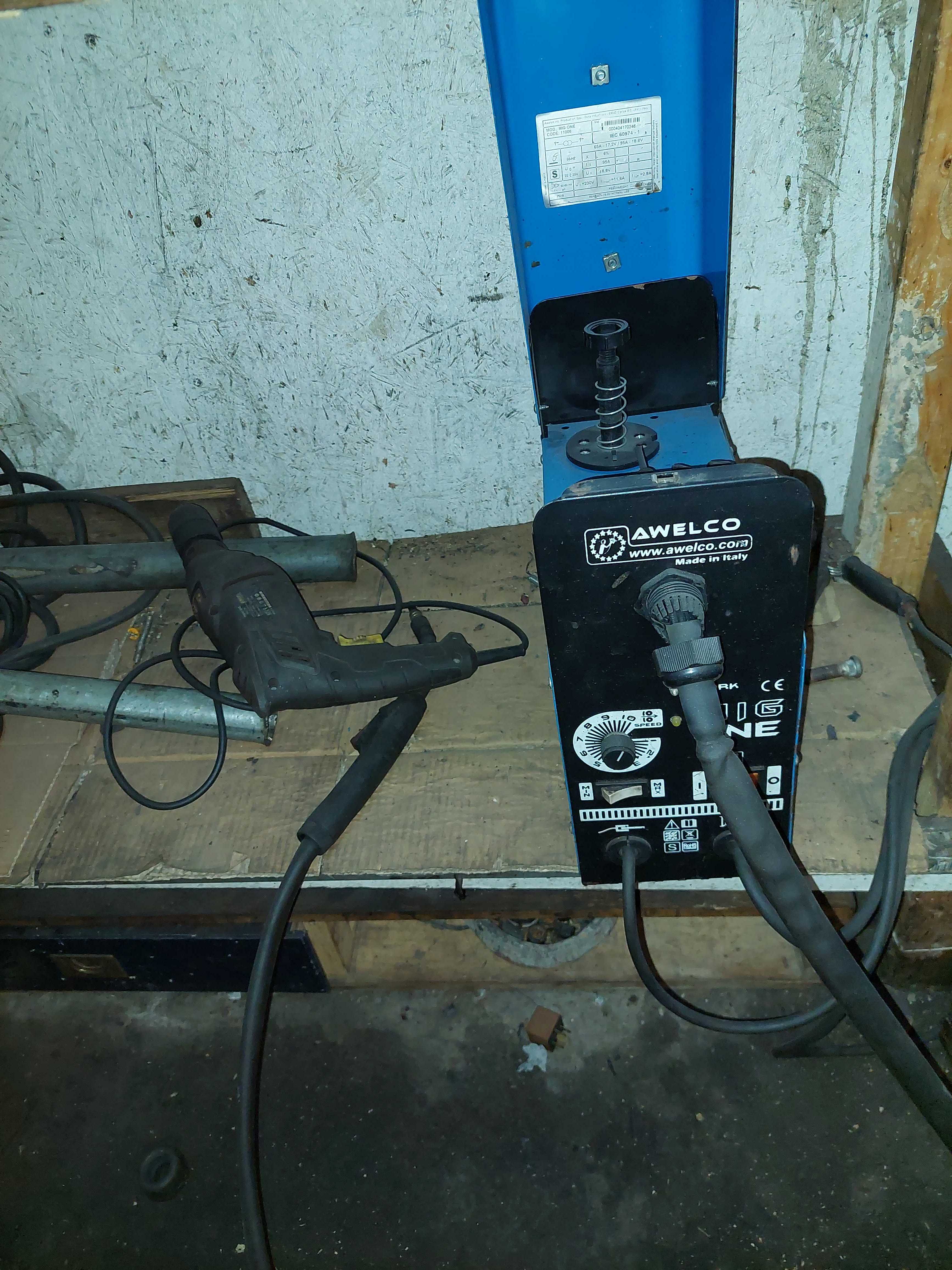 Workbench with MIG welding, bench grinder etc - PS Auction - We value ...