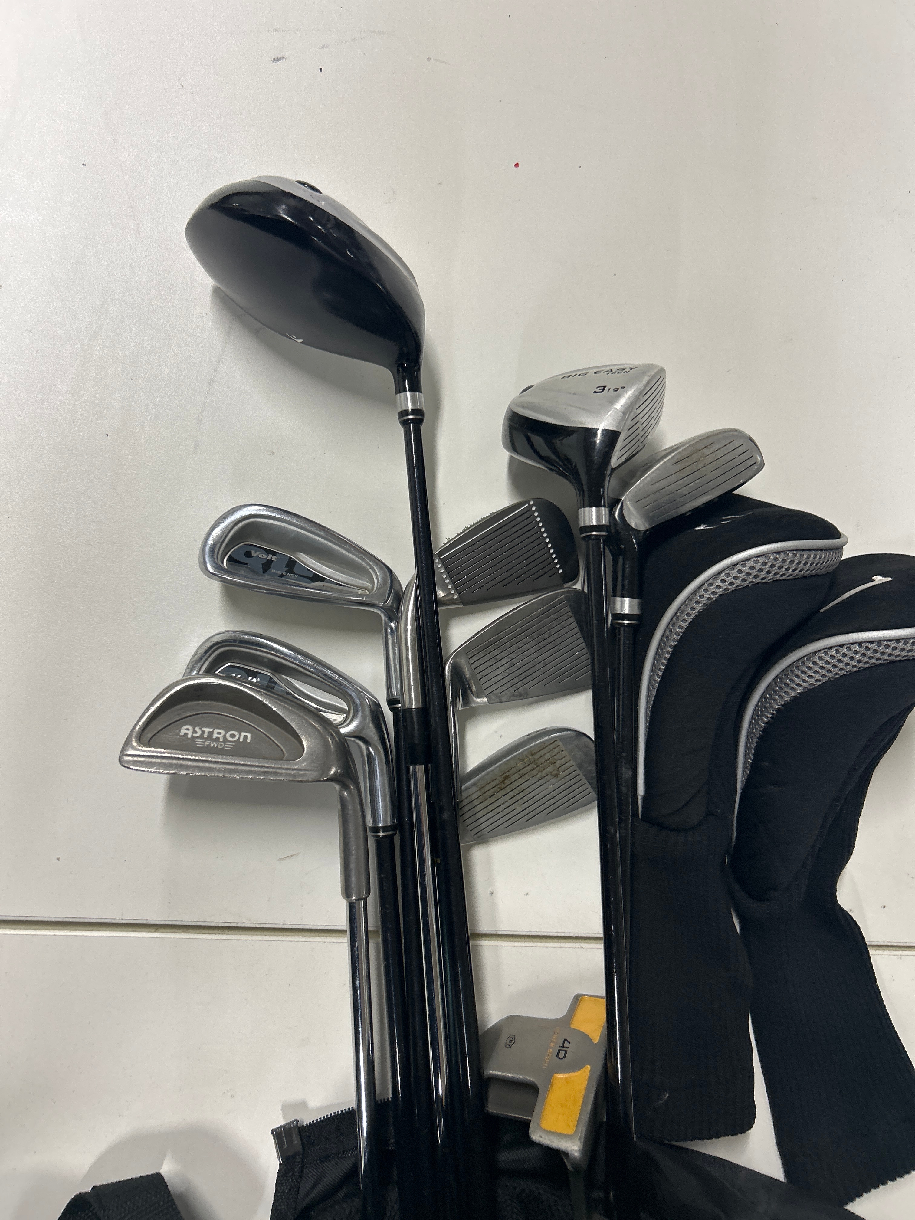 Golfbag med golfklubbor - Auktioner online - Nätauktioner ...