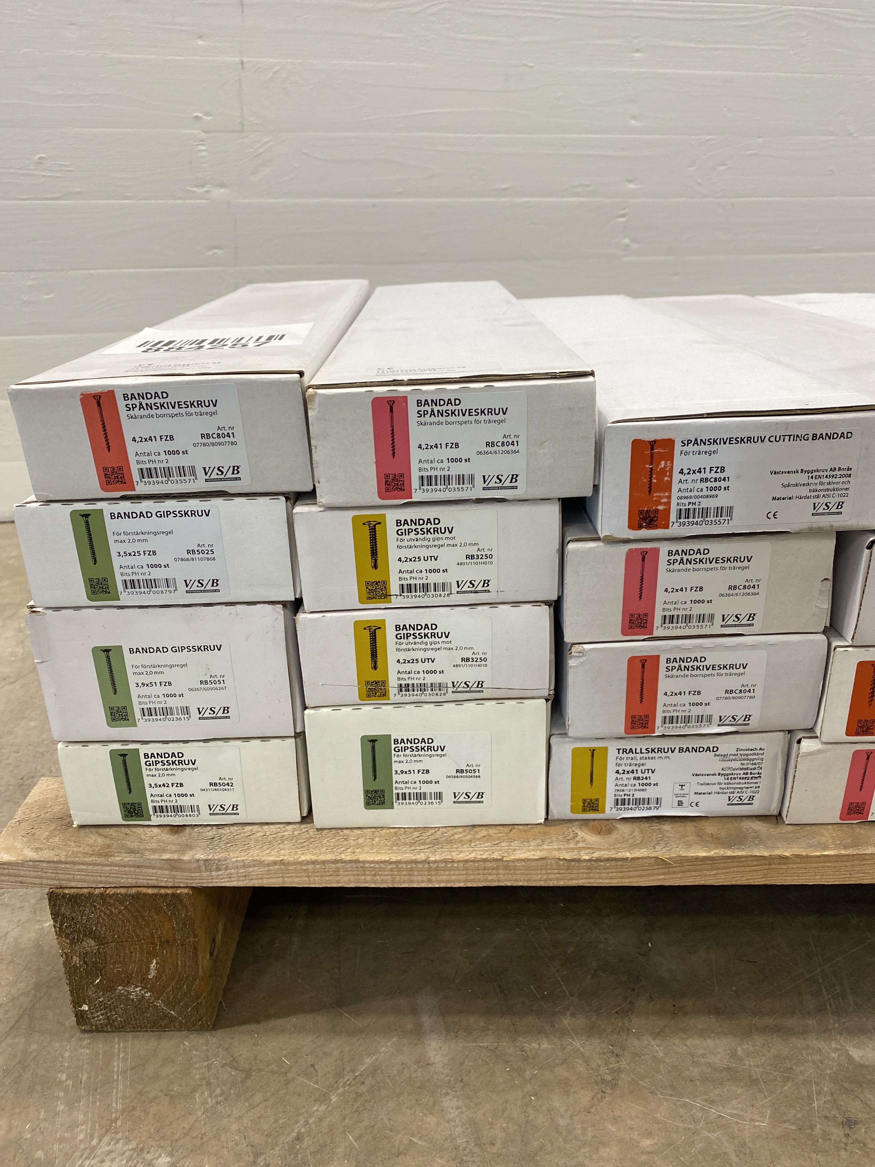 Assortment with banded plaster & chipboard screw - PS Auction - We ...