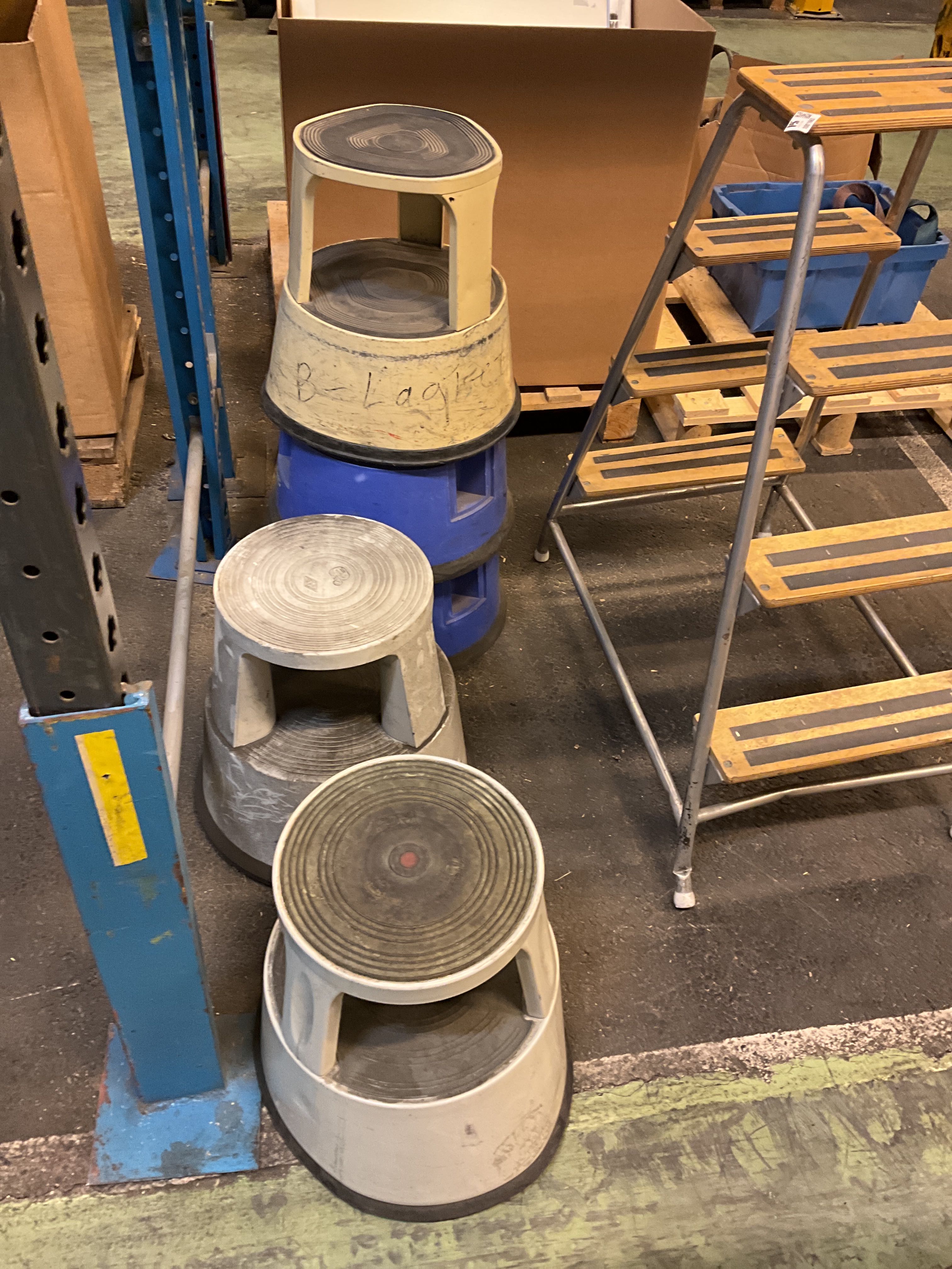 Stege samt ståpallar - Auktioner online - Nätauktioner ...