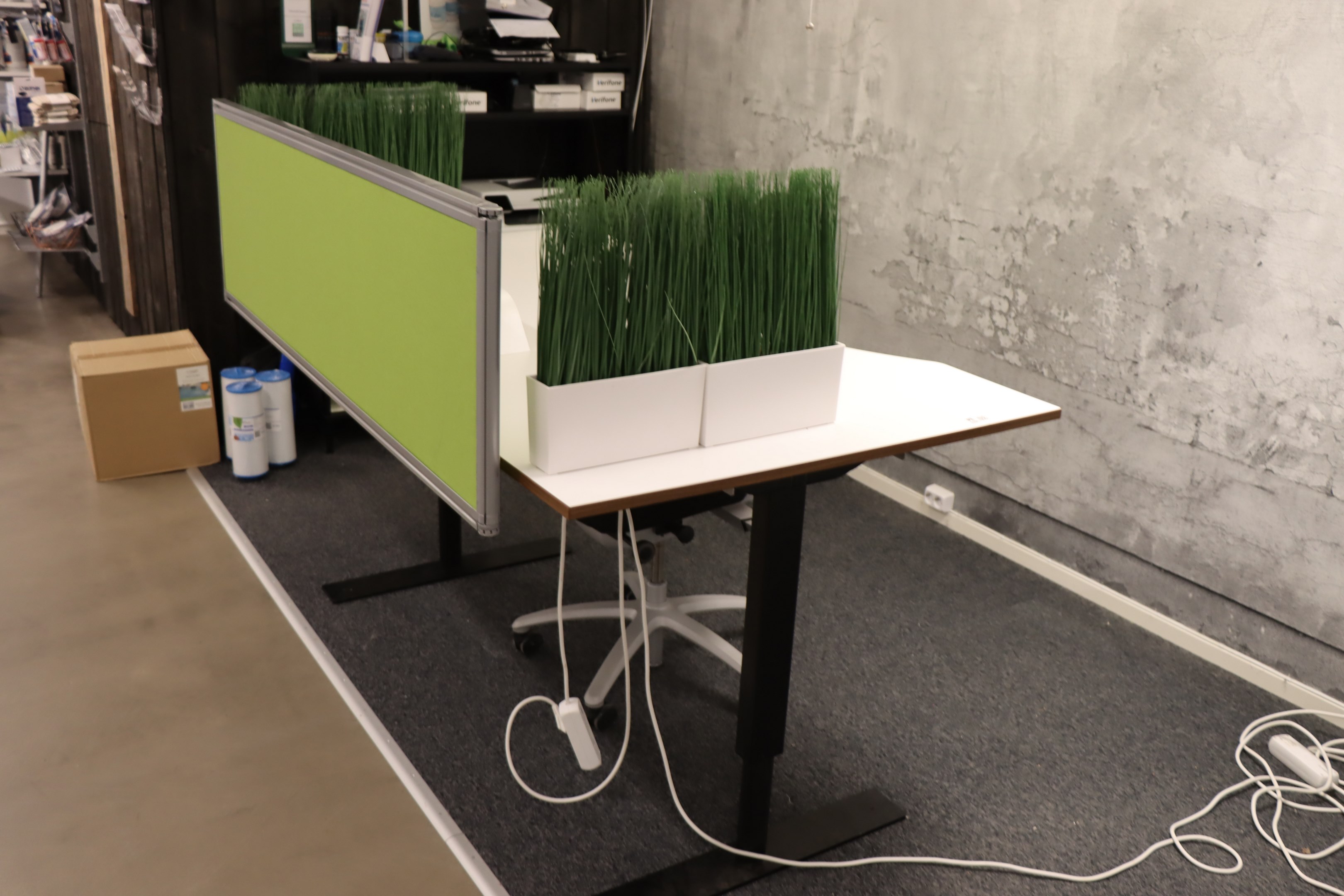 Raise/lower desk with office chair - PS Auction - We value the future ...