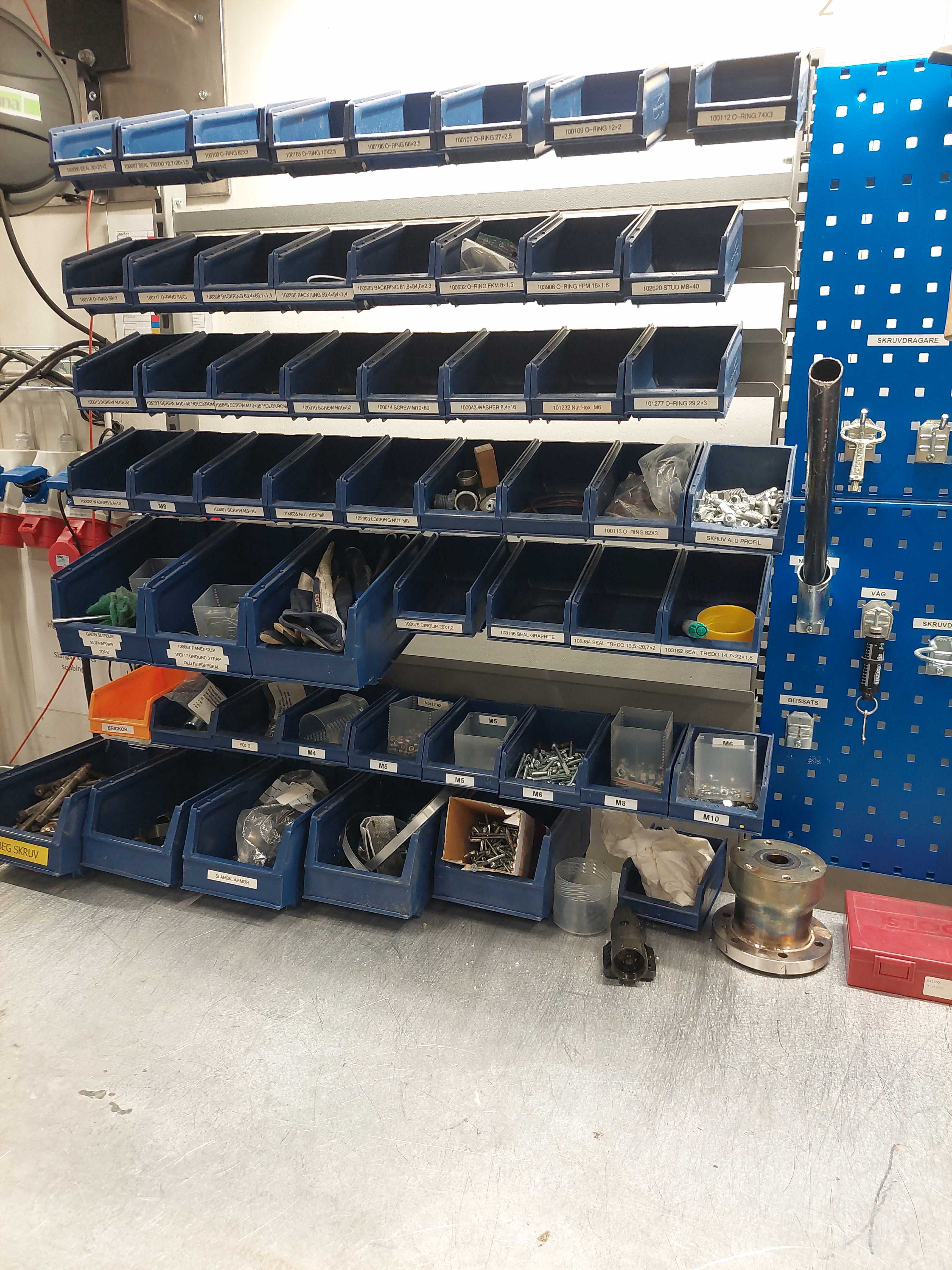 Workbench, shelves/compartments and tools - PS Auction - We value the ...