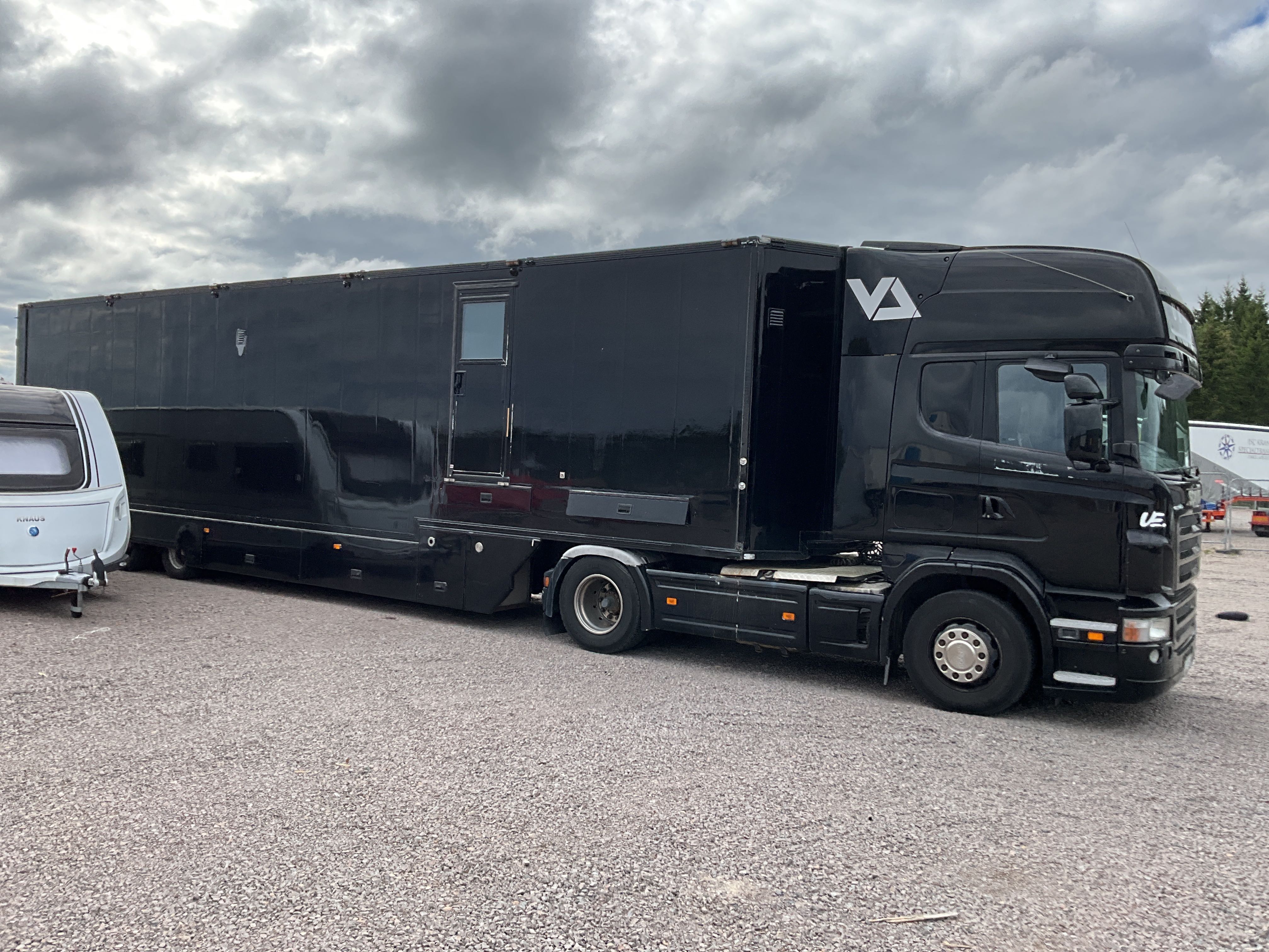 Scania dragbil med VM-trailer för racing - Auktioner online ...