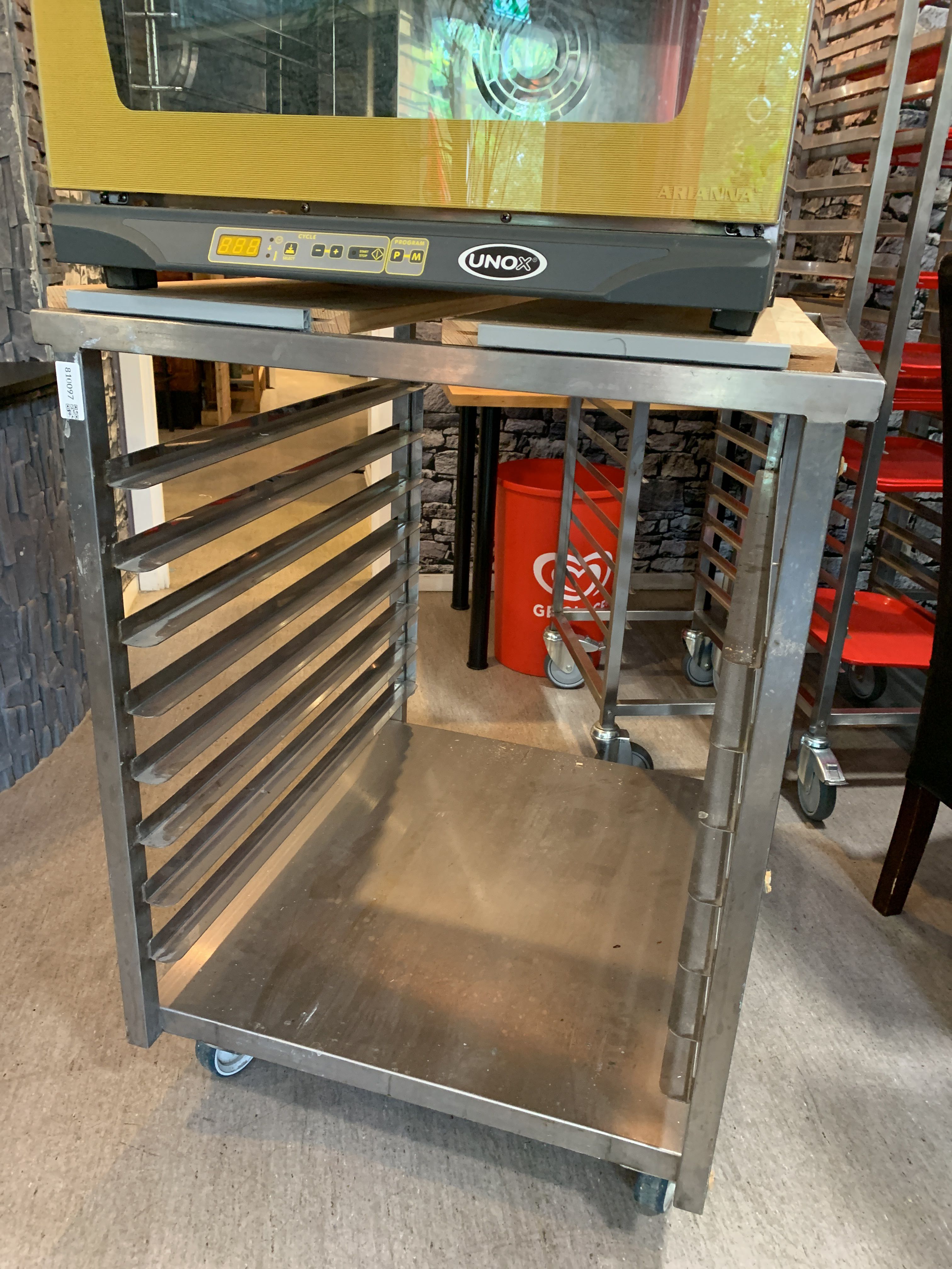 Sheet metal stand on wheels in stainless steel - PS Auction - We value ...