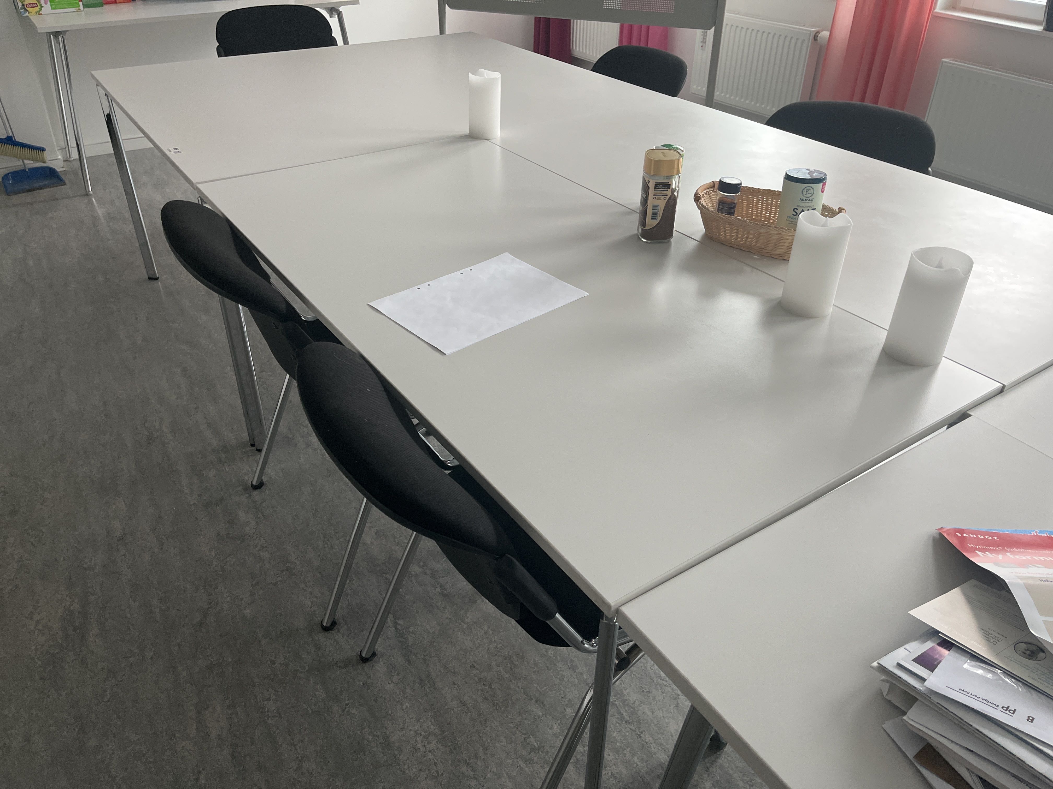 Möblemang lunchrum - 7st bord, 8st stolar med mera - Auktioner online ...