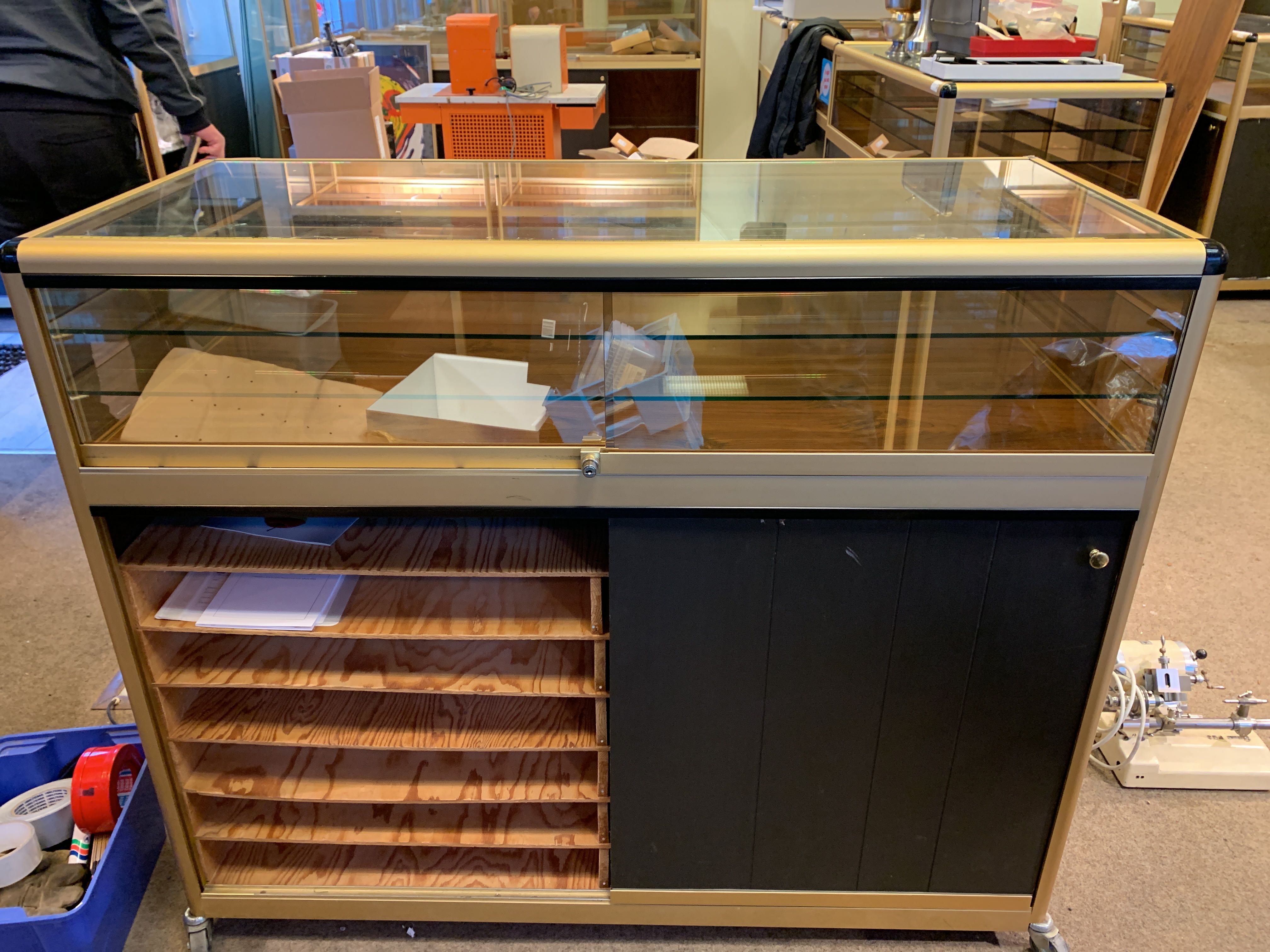 Shop counter on wheels for goldsmith shop - PS Auction - We value the ...