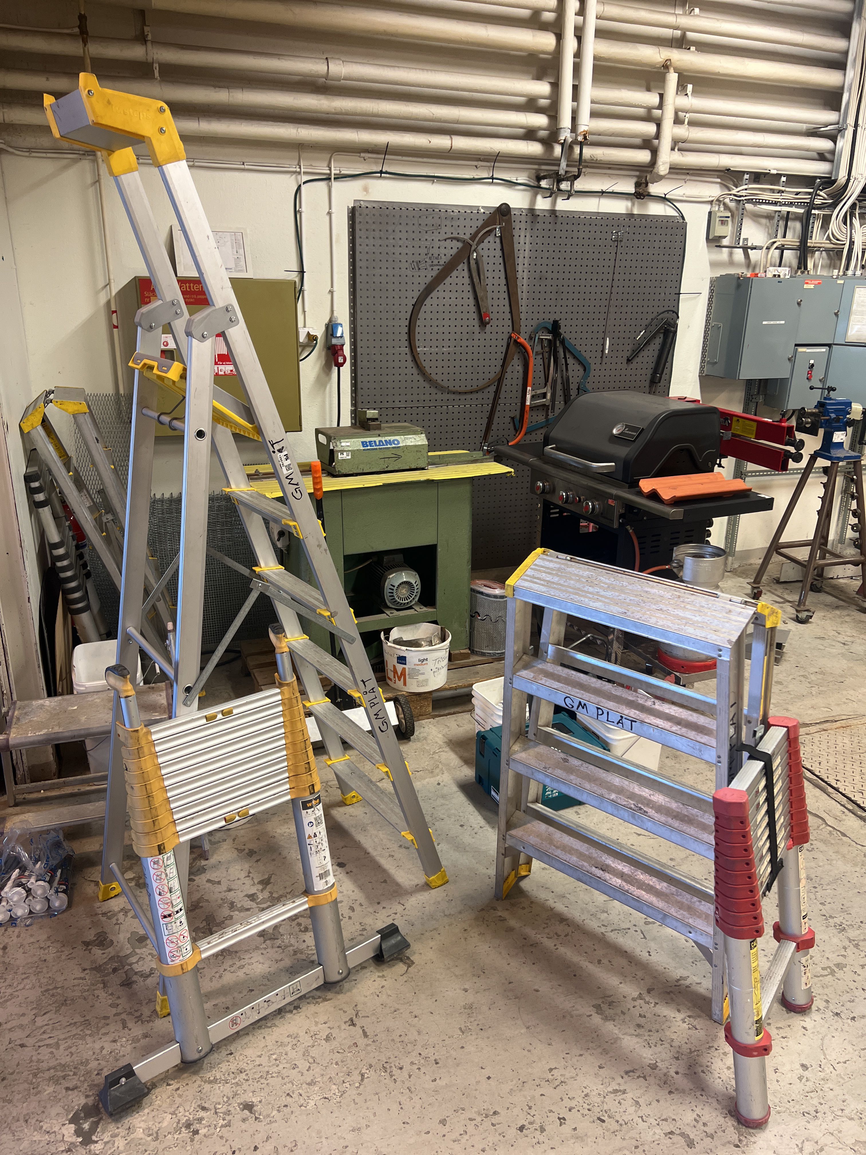 Collection of ladders and step stools - PS Auction - We value the ...