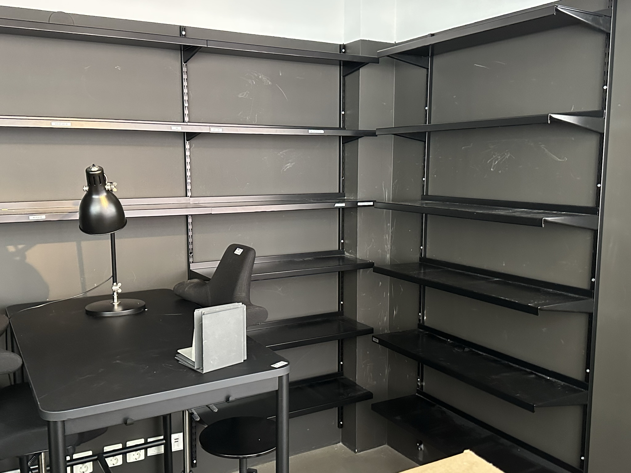 Shelving system in sheet metal Shelving technology - PS Auction - We ...