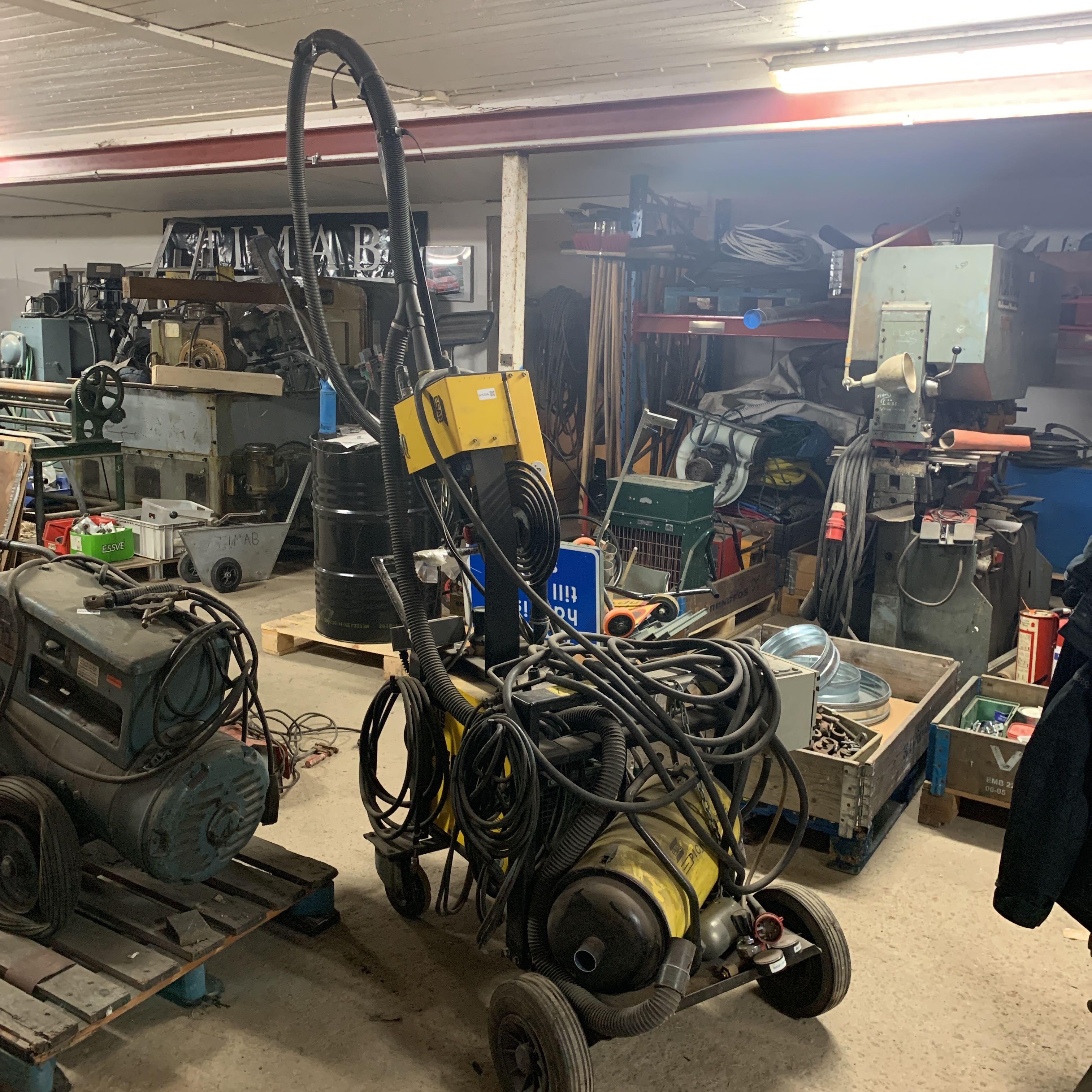 Mig-Svets ESAB LUA 400, feeder and extractor - PS Auction - We value ...