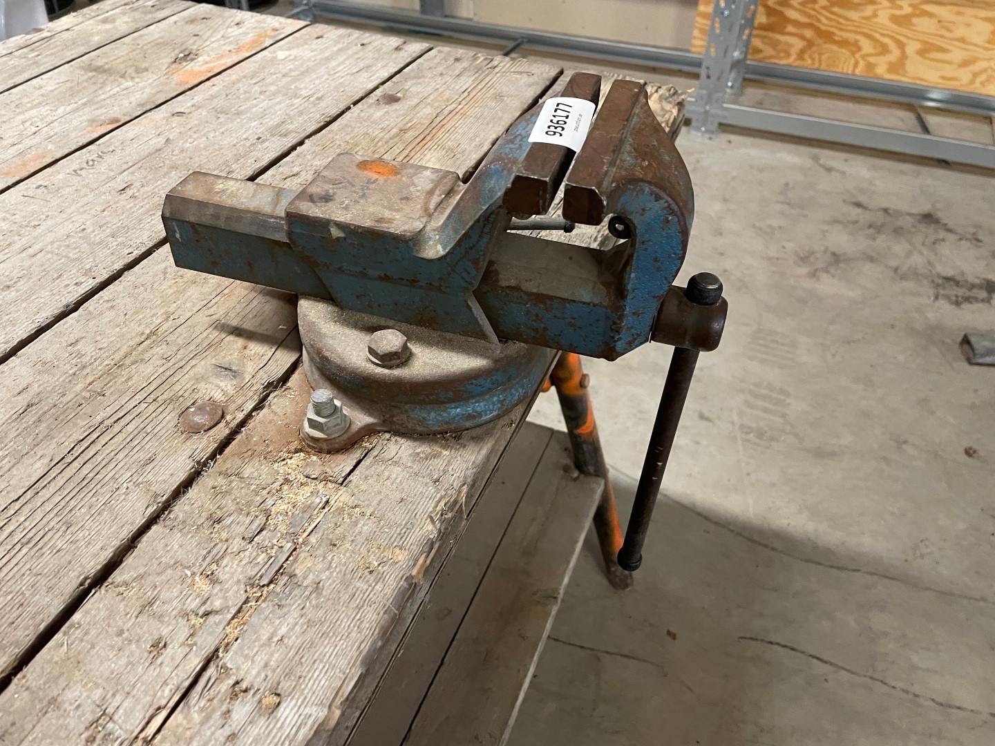 Workbench with vise - PS Auction - We value the future - Largest in net ...