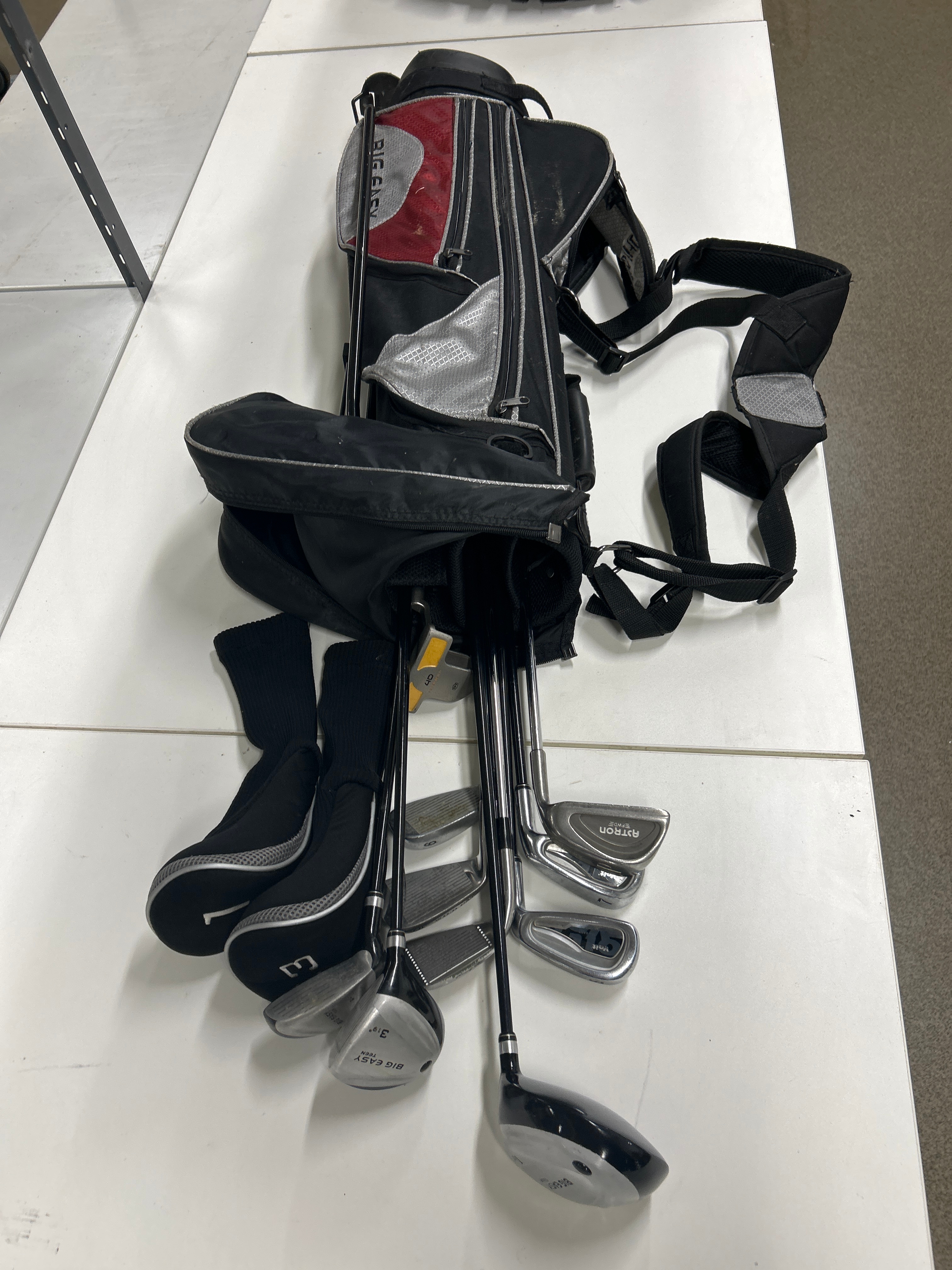 Golfbag med golfklubbor - Auktioner online - Nätauktioner ...