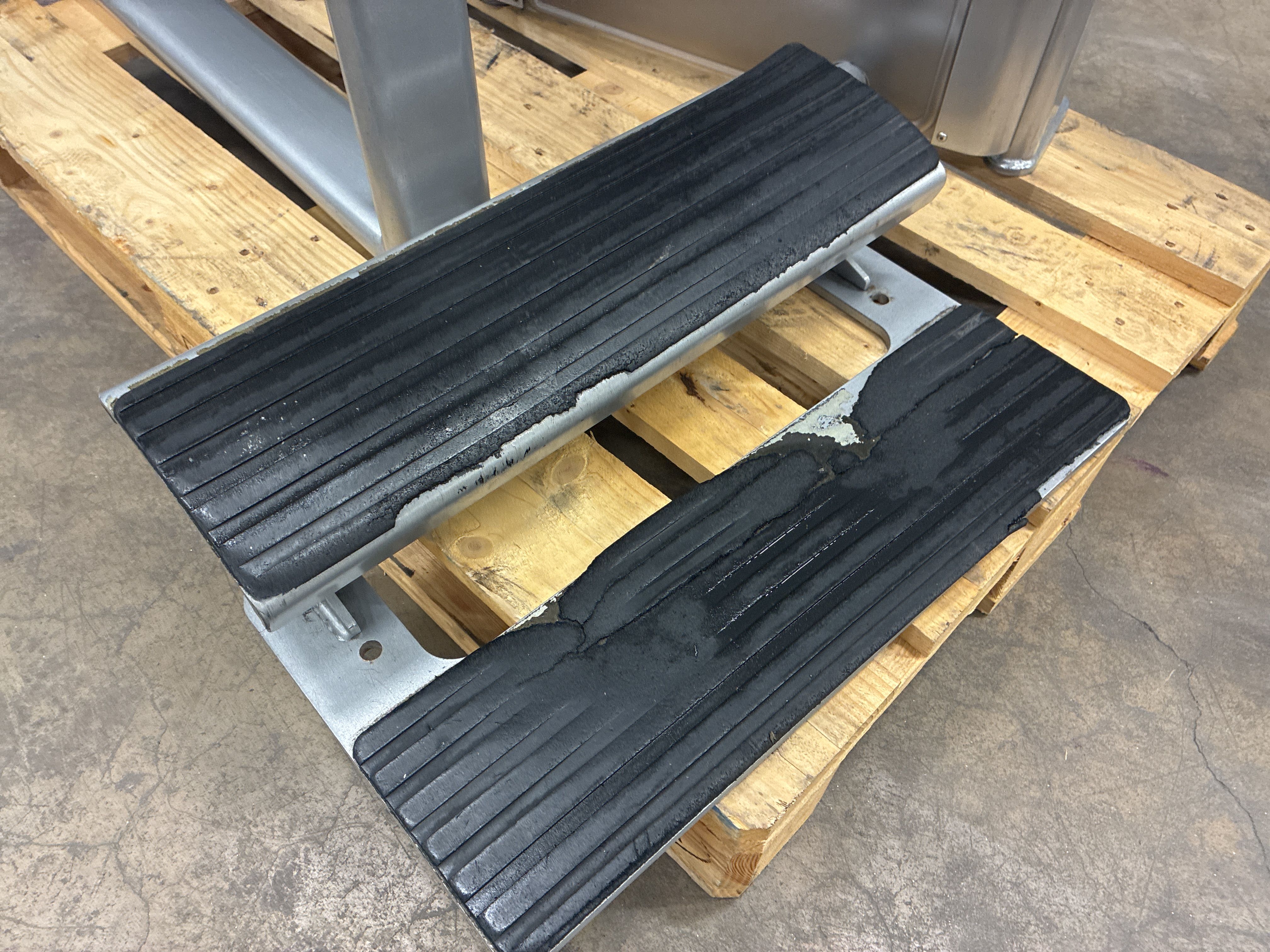 Standing calf press, Cybex VR3 - PS Auction - We value the future ...