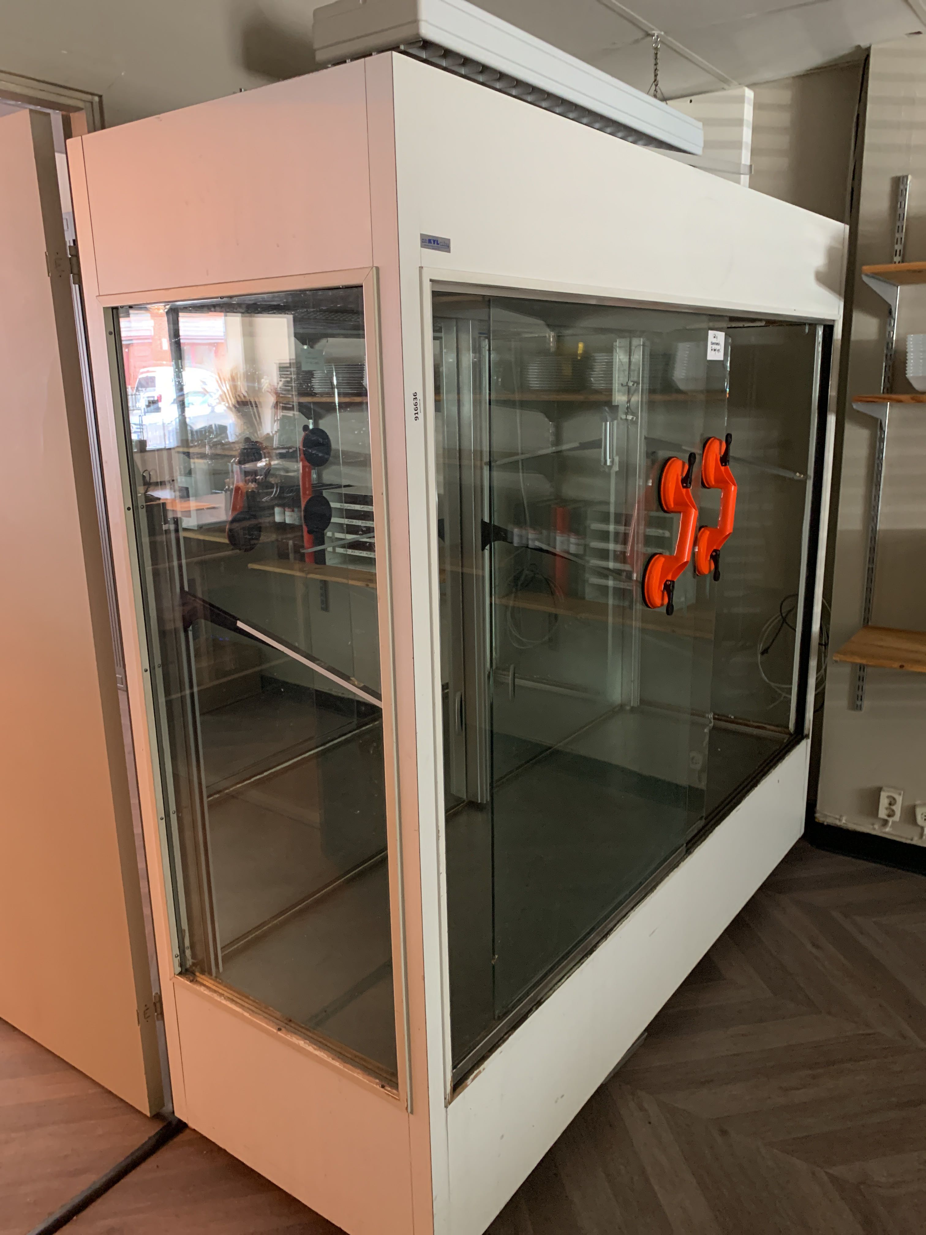 Flower cooler on wheels, defective glass - PS Auction - We value the ...