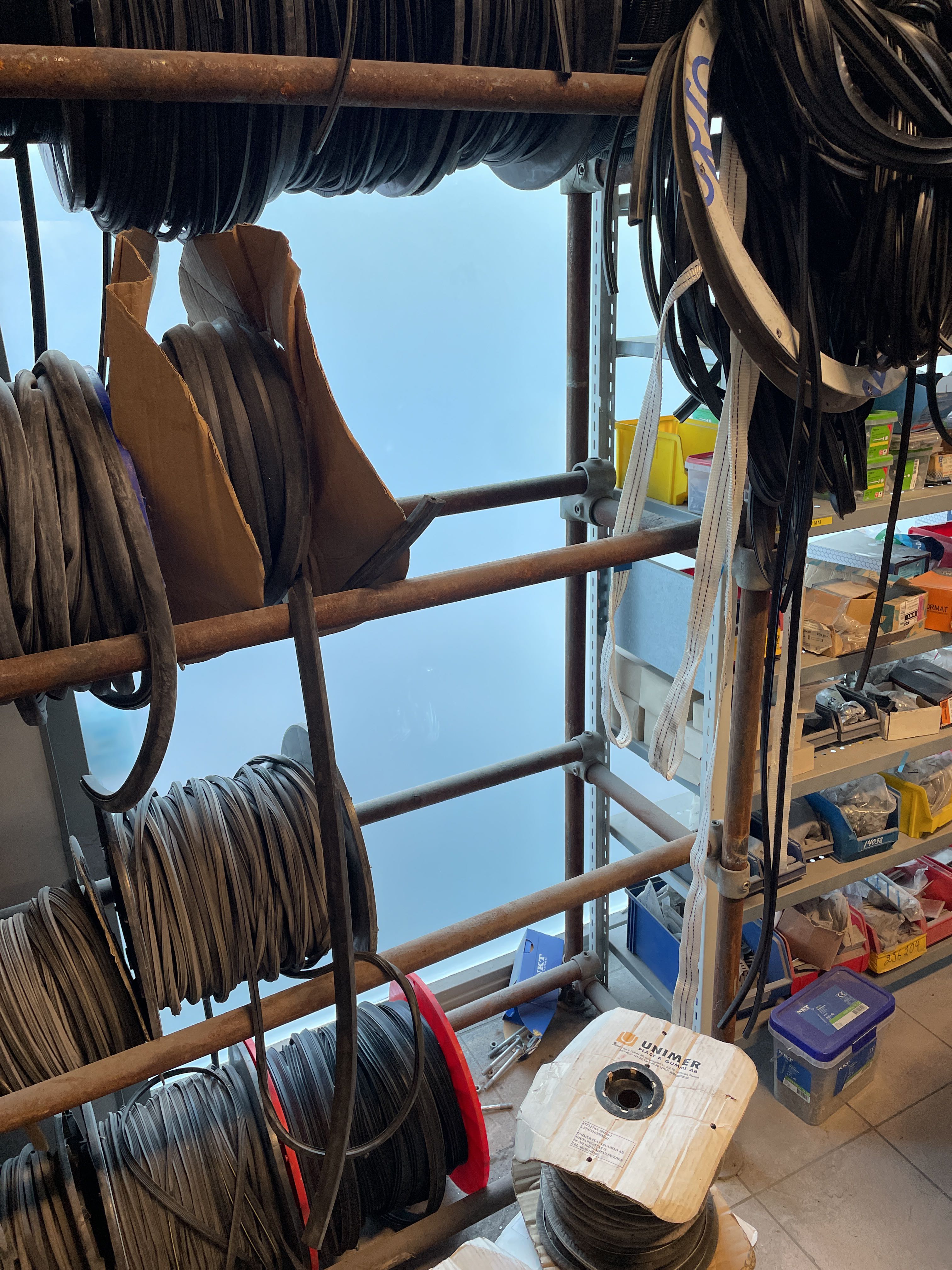 Scaffolding for cable reels and various rubber strips - PS Auction - We ...