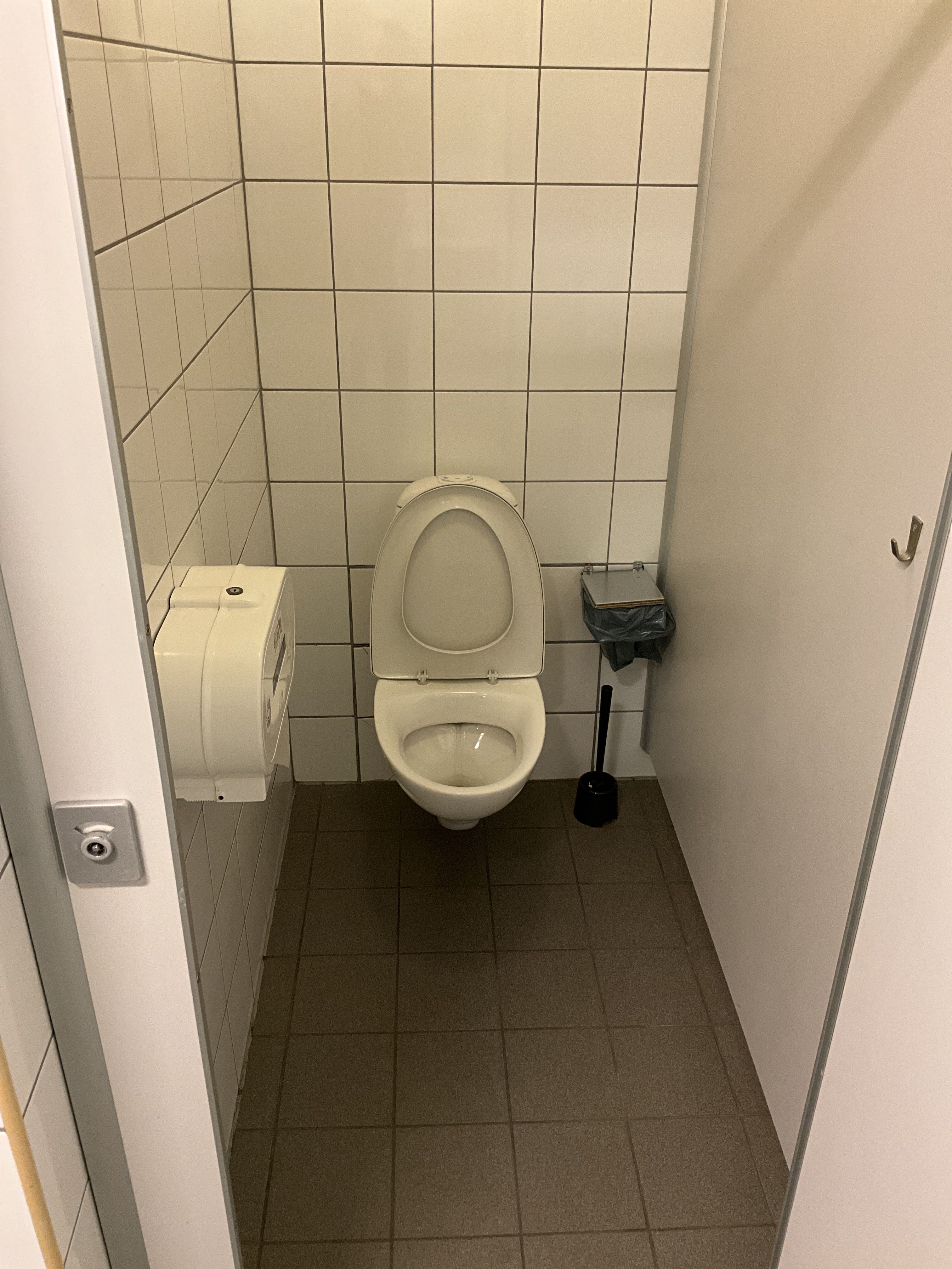 4 Toilet stalls with wall-hung toilet seats - PS Auction - We value the ...