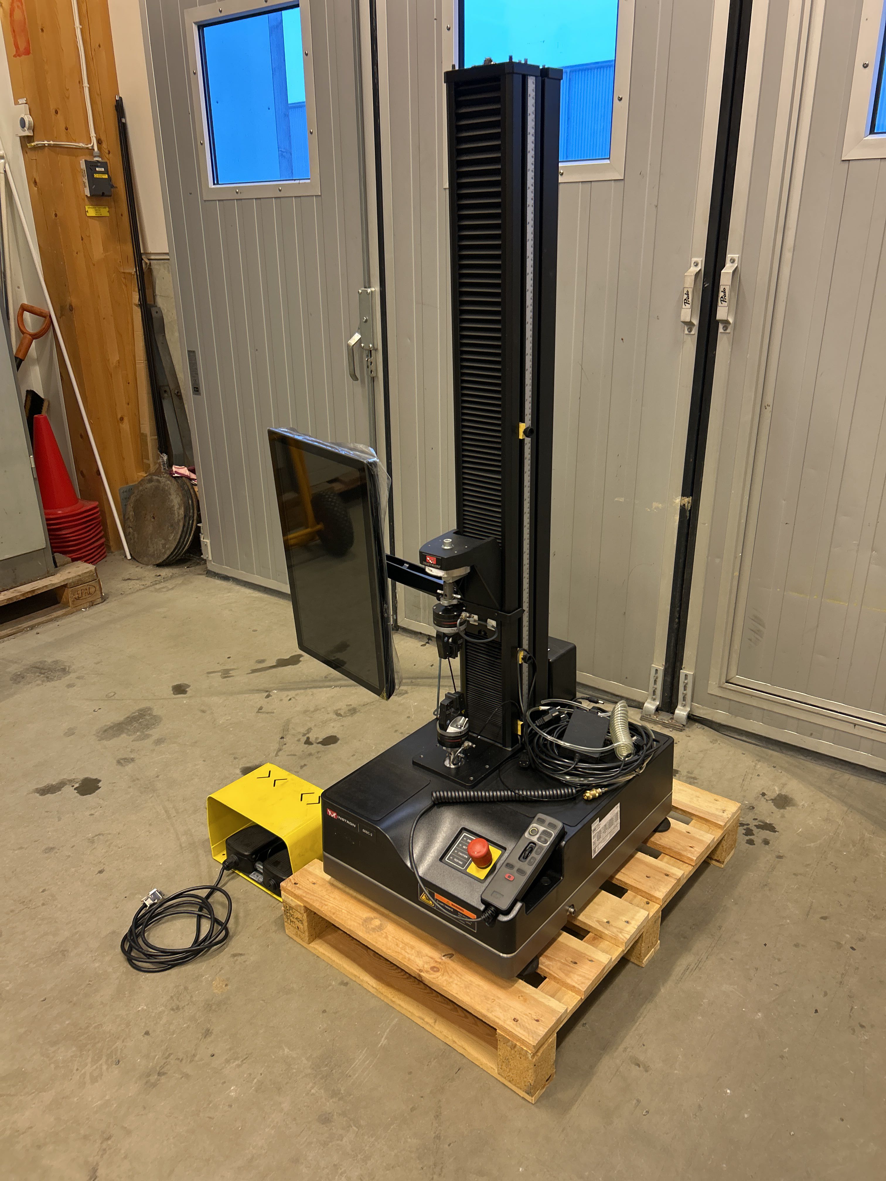 Dragprovningsmaskin - Instron 68SC-2 - Auktioner online - Nätauktioner ...