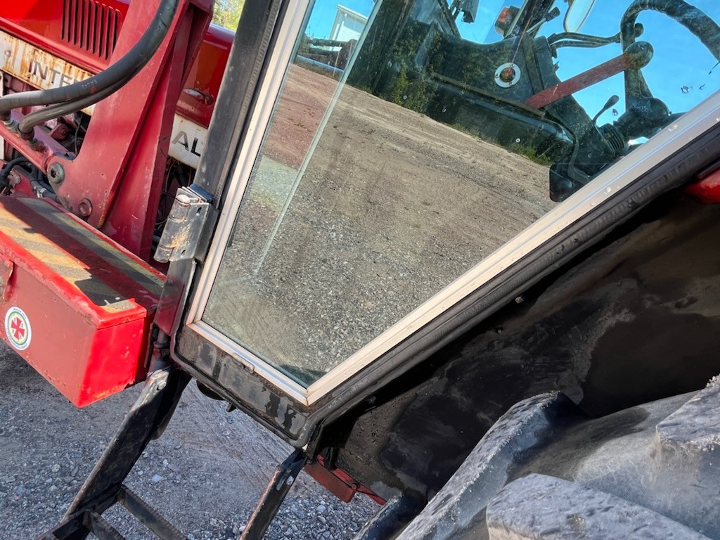 Tractor International 844 1976 with equipment - PS Auction - We value ...