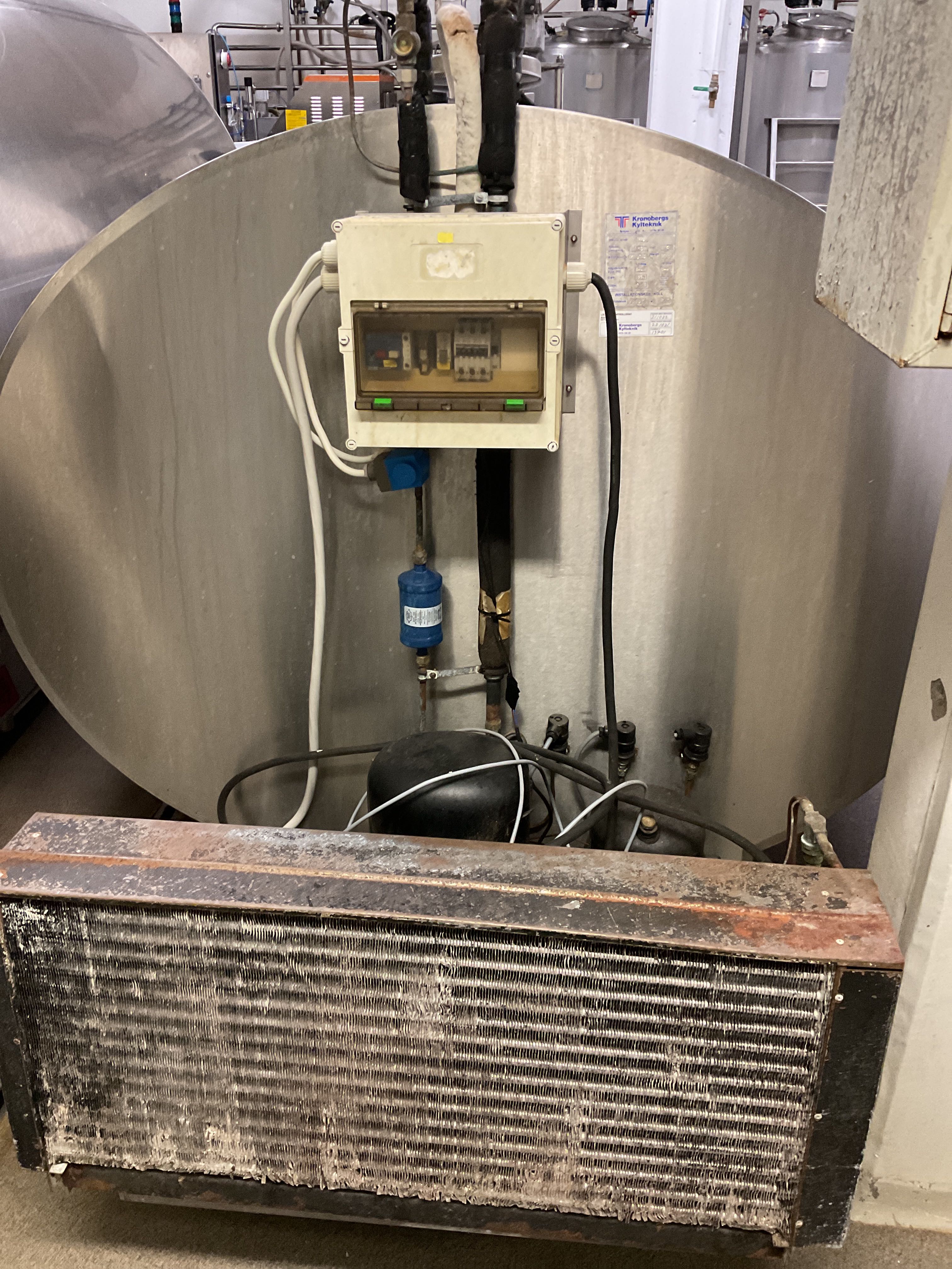 Stainless maturation tank with cooling 2500Liters - PS Auction - We ...