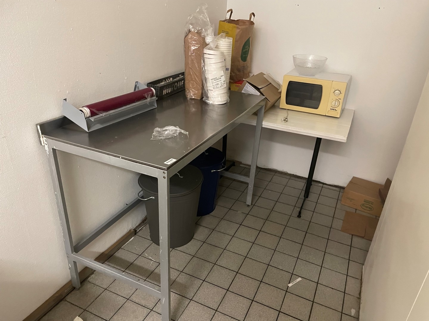Restaurant table and table - PS Auction - We value the future - Largest ...