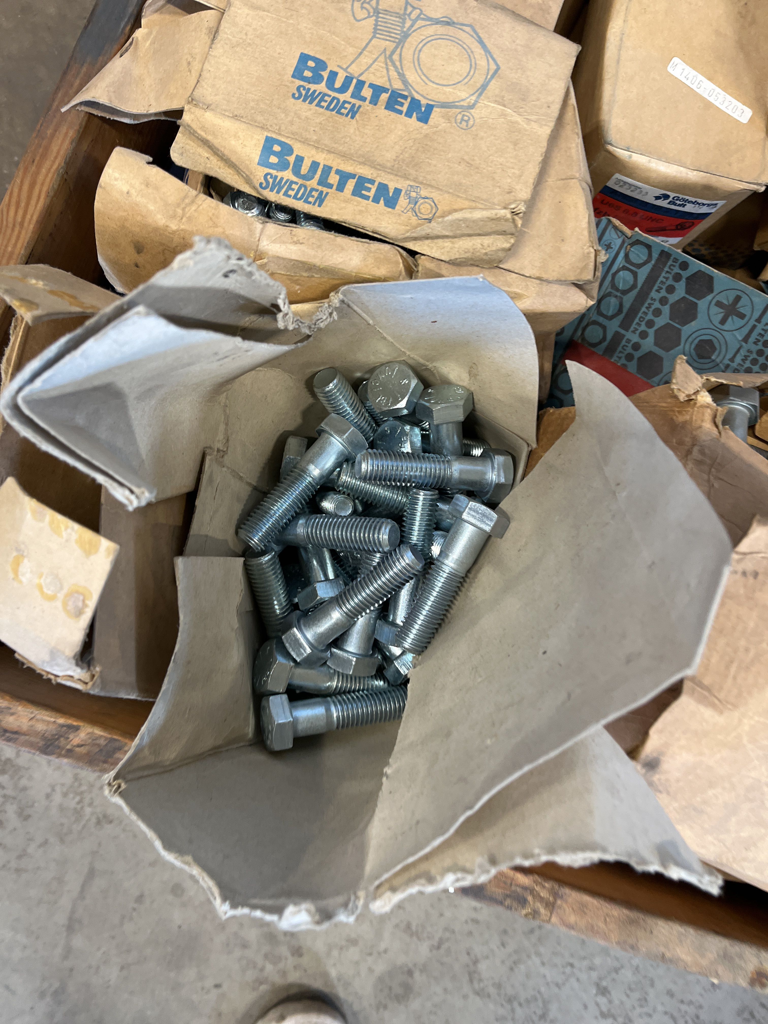 2st pall med diverse bult och mutter - Auktioner online - Nätauktioner ...