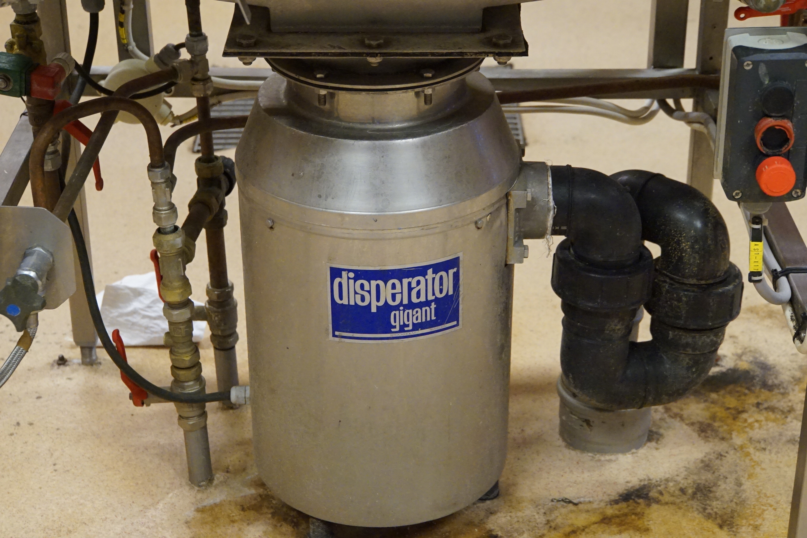 Flushing bench with waste grinder - PS Auction - We value the future ...