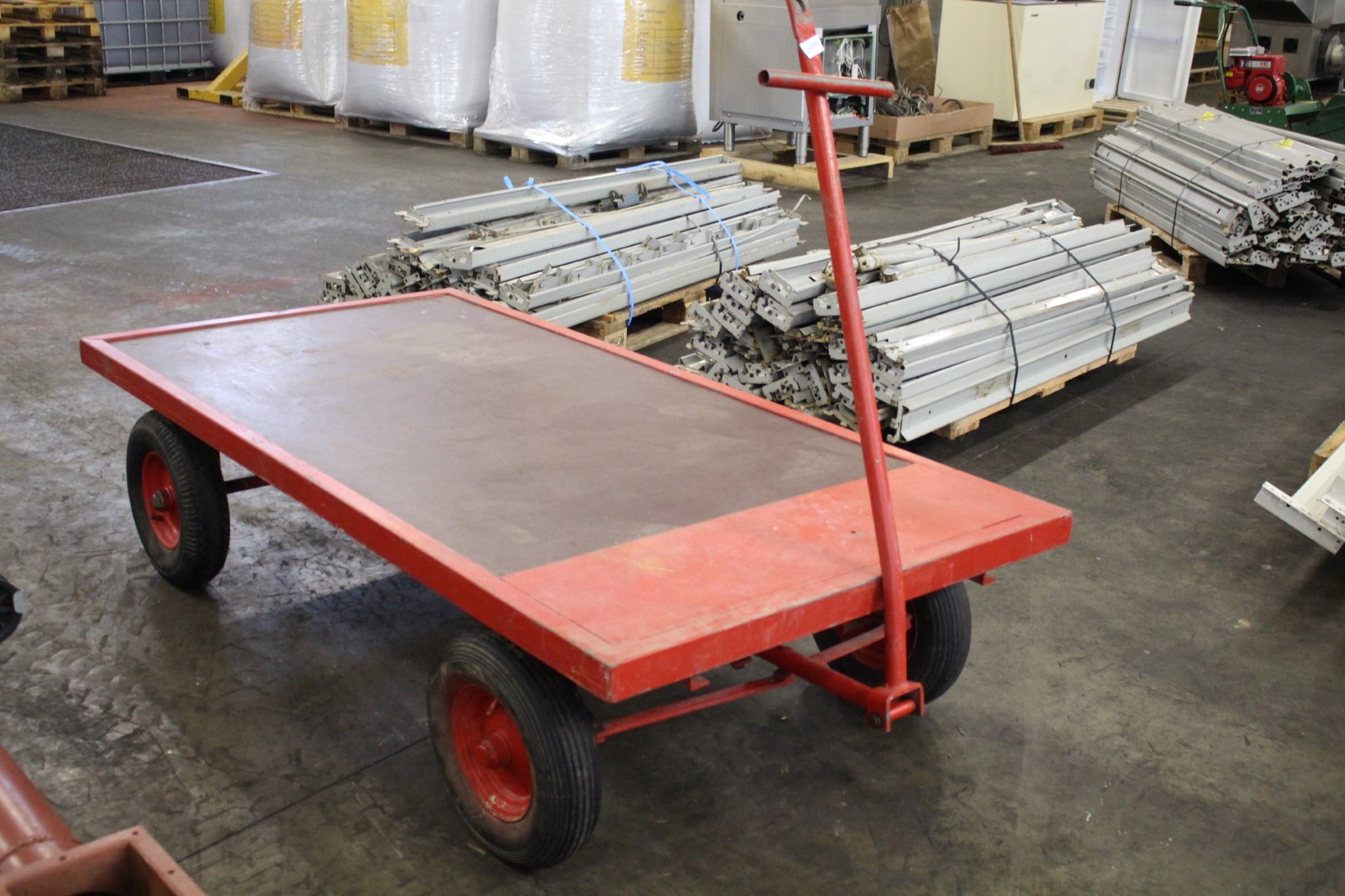 Materialvagn med ledade framhjul - PS Auction - We value the future ...