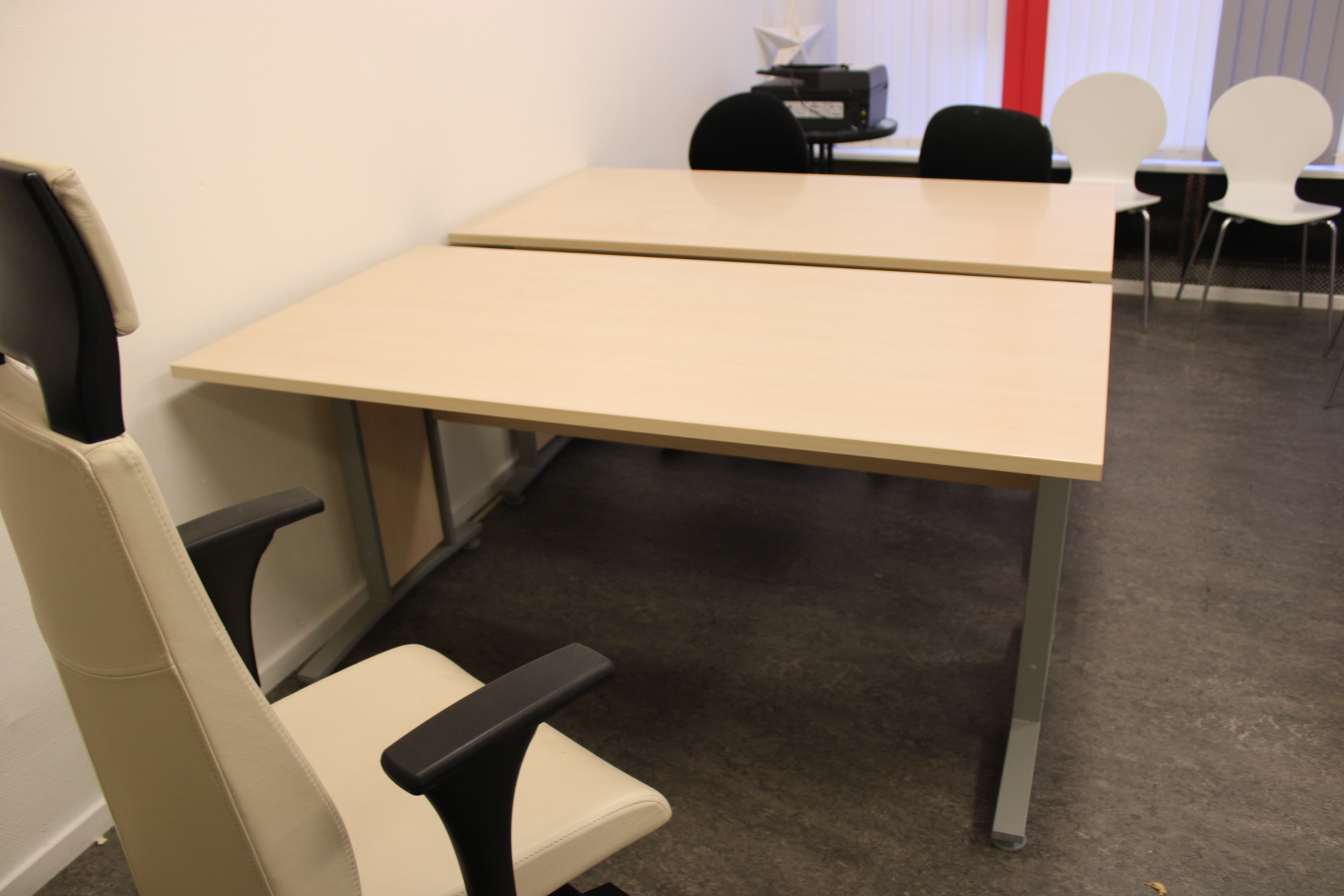 Two desks and three desk chairs - PS Auction - We value the future ...