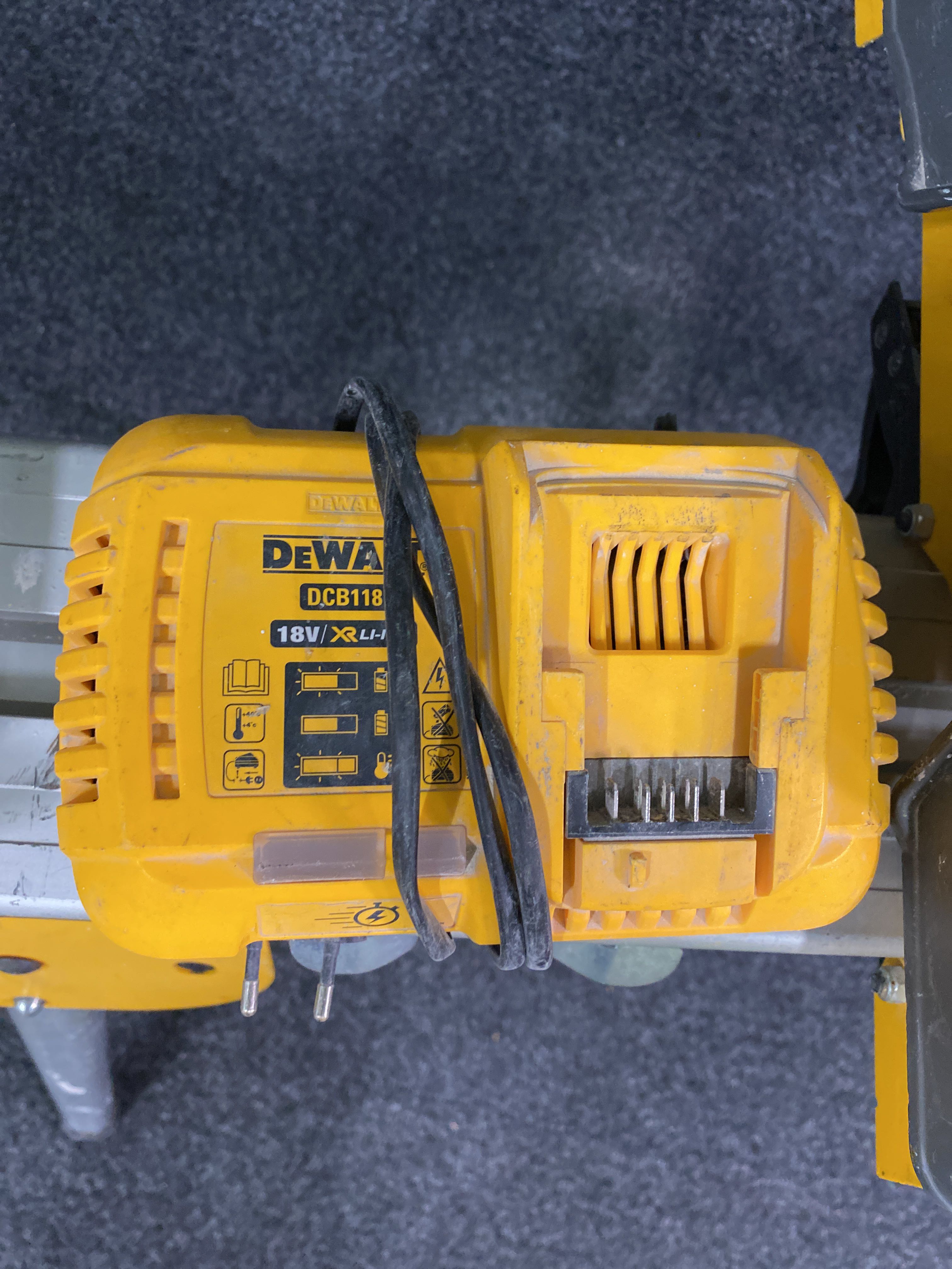 Cut & miter saw DCS778 & Saw stand DE7033 Dewalt (incl. battery ...