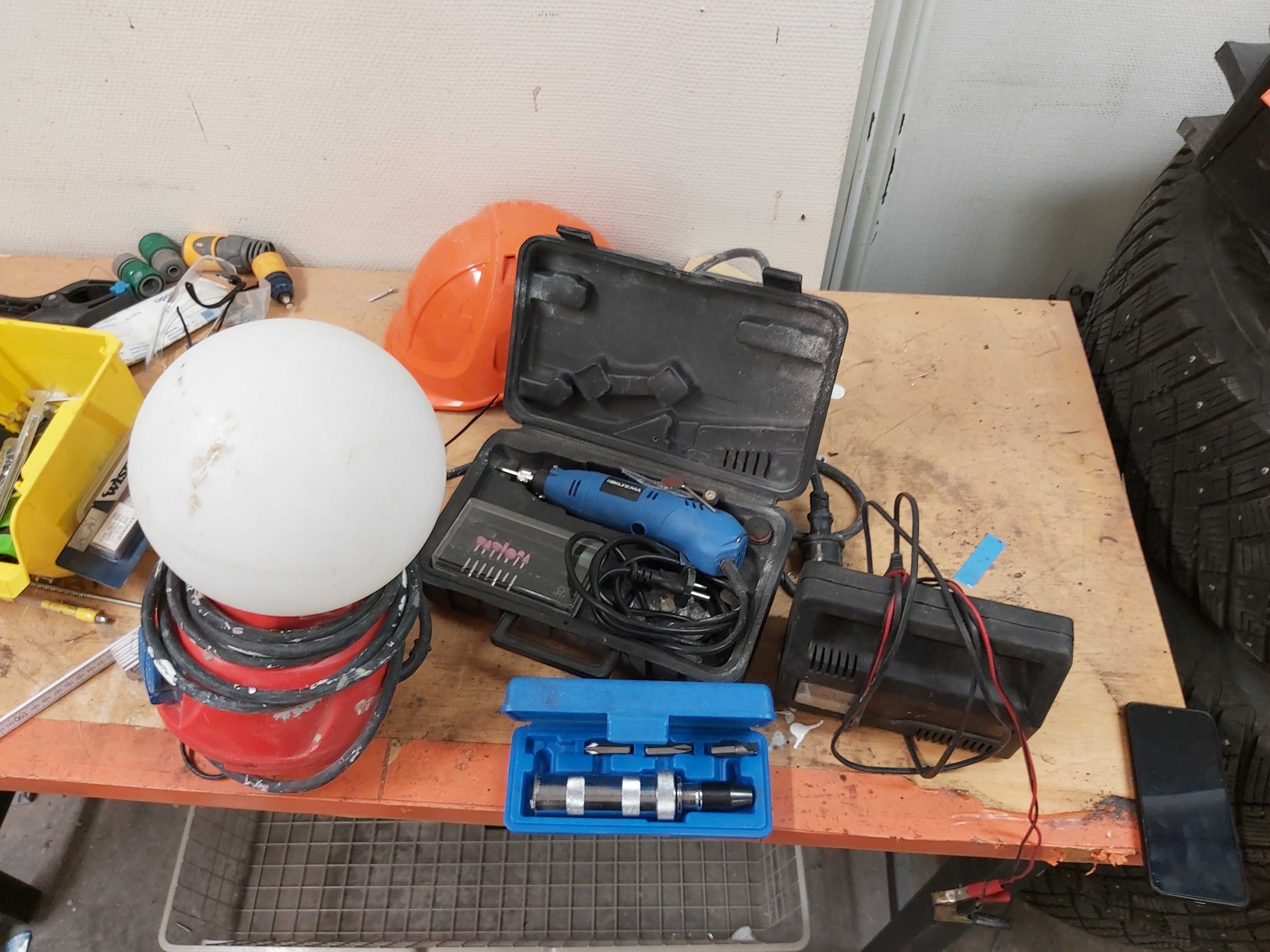 Multitool, slagmejsel, lampa och batteriladdare - Auktioner online ...