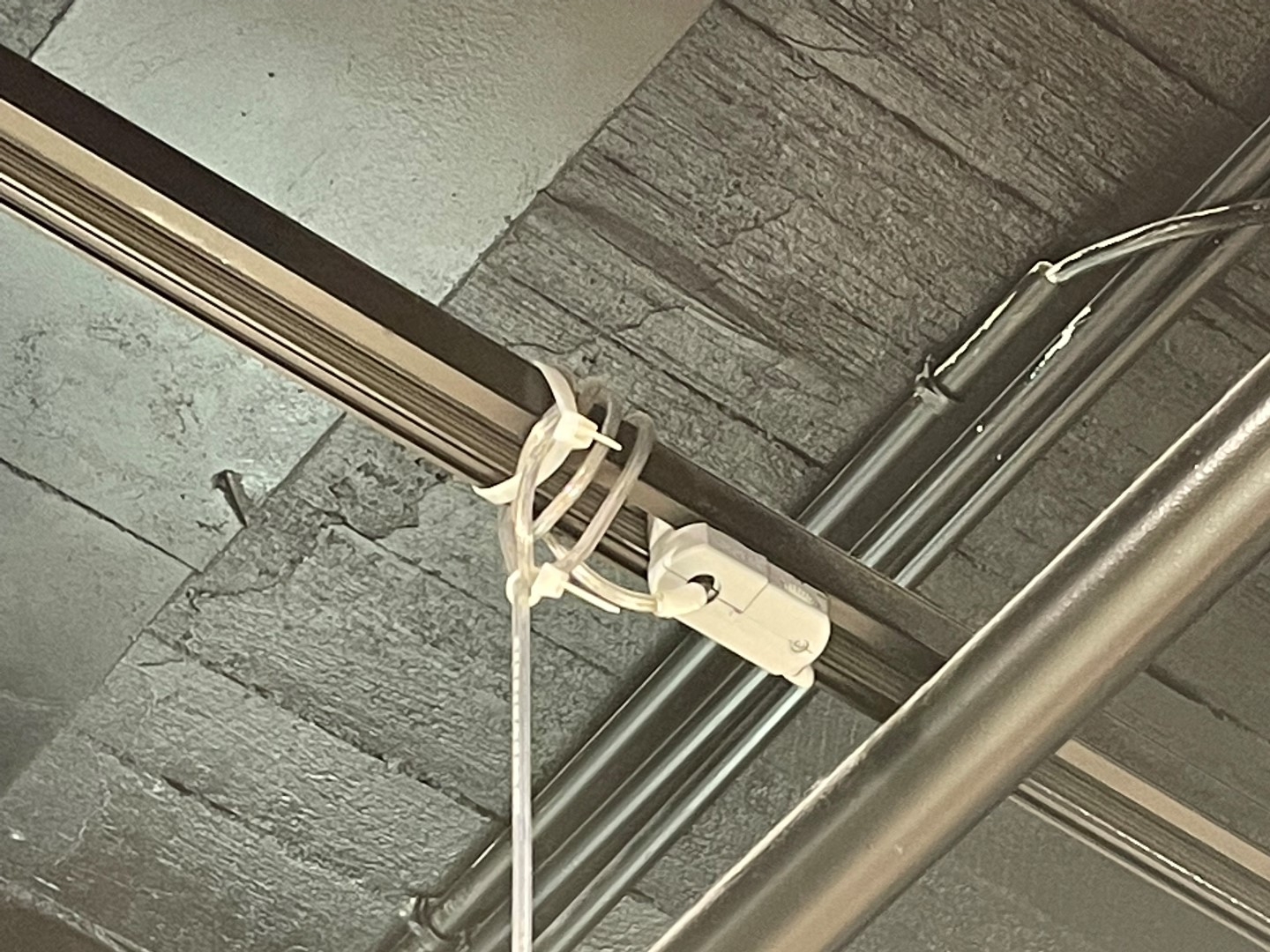 Ceiling lights and spotlights on rails - PS Auction - We value the ...