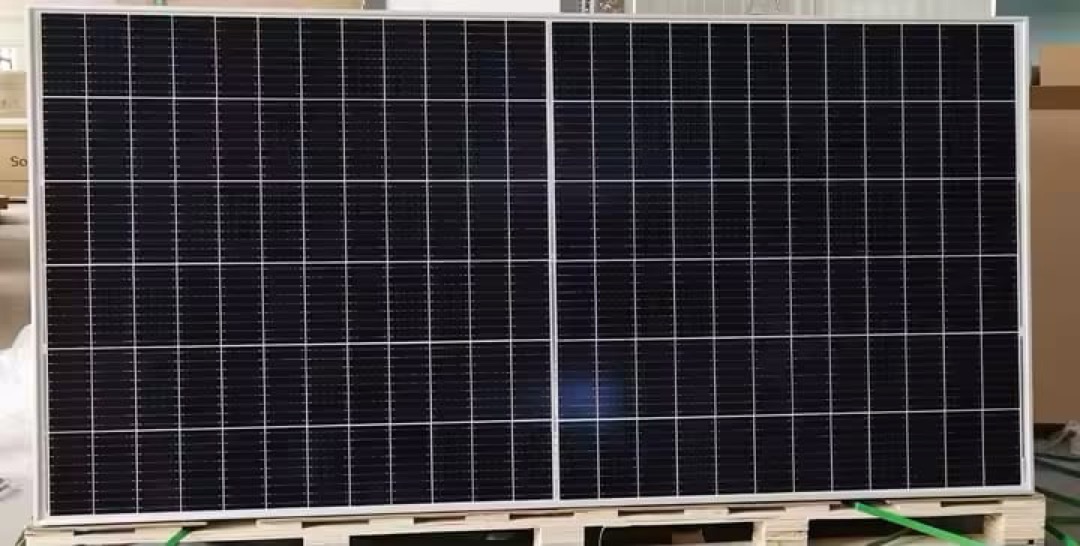33 st JA Solar 550W JAM72S30-550/MR Solar Panel med silverram ...