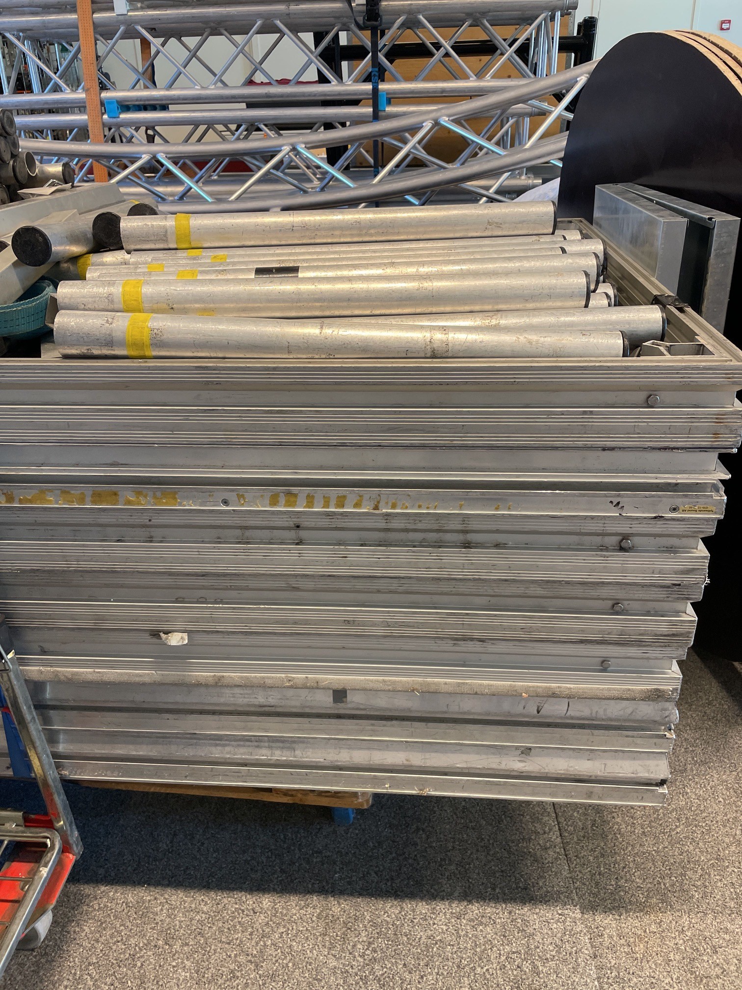 Komplett podie, ca 7 stycken om 100x200cm - Auktioner online ...