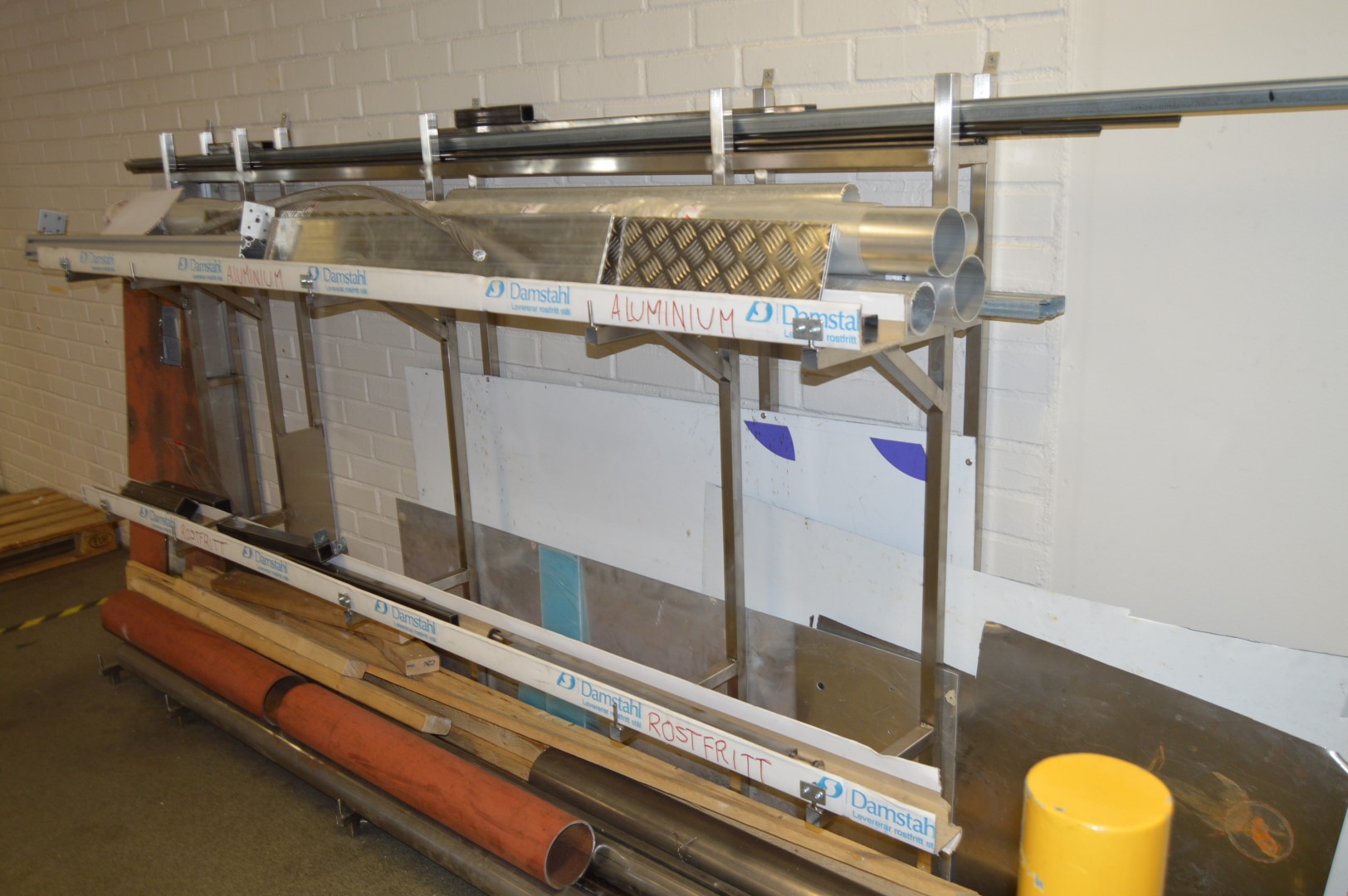 Stand and various materials - PS Auction - We value the future ...