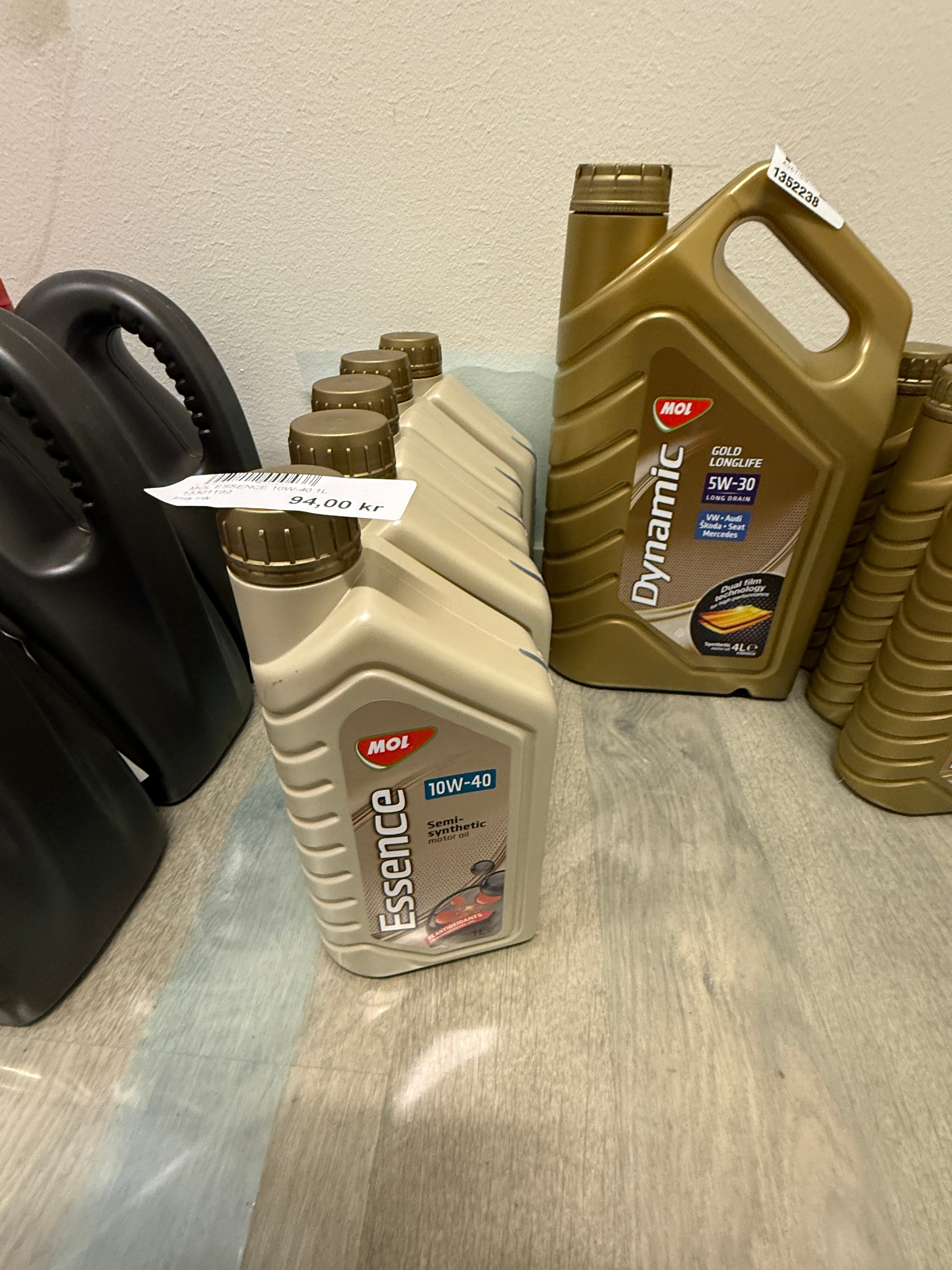Olja 10 liter Dynamic Gold Longlife 5W-30 och 5 liter MOL Essence 10W ...