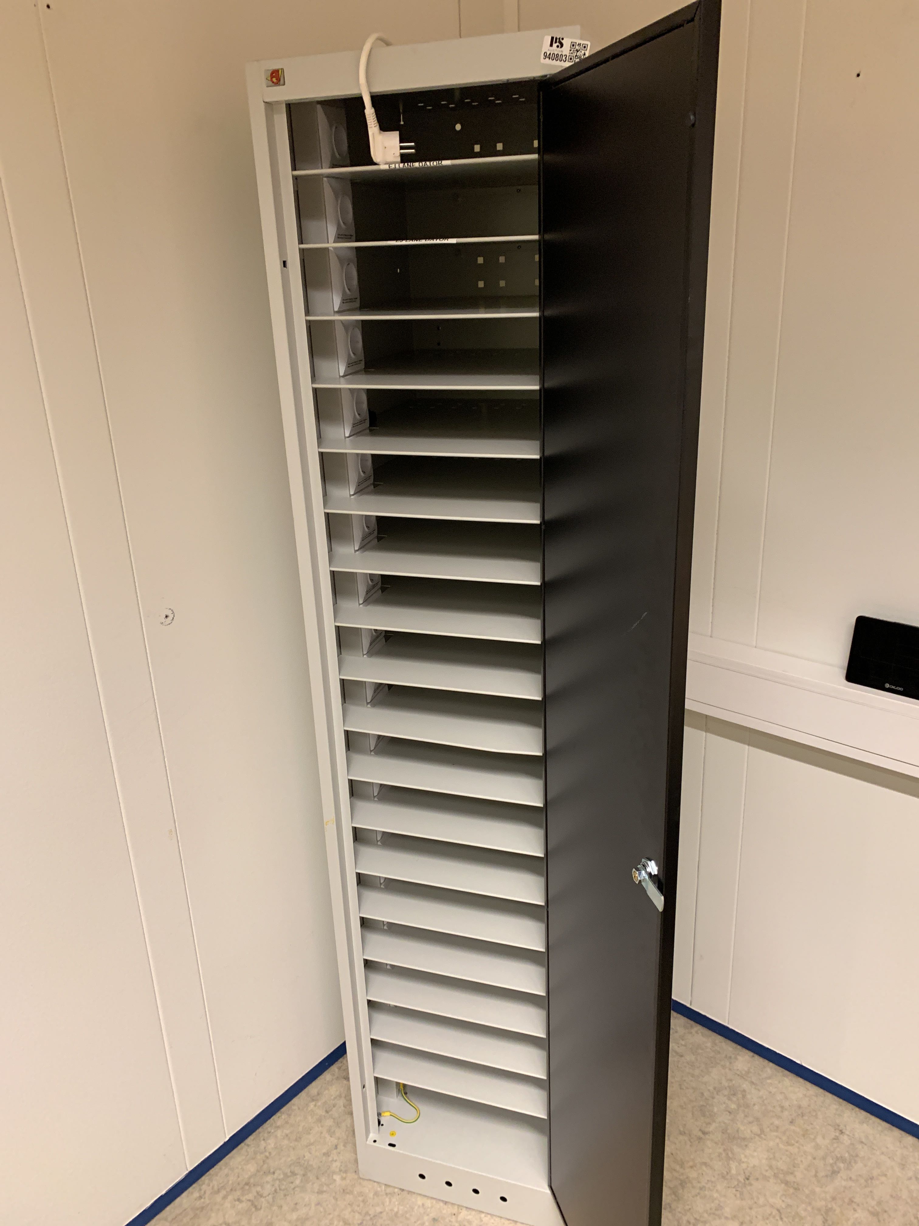 Låsbart laddskåp för datorer, 19st laddplatser - Auktioner online ...