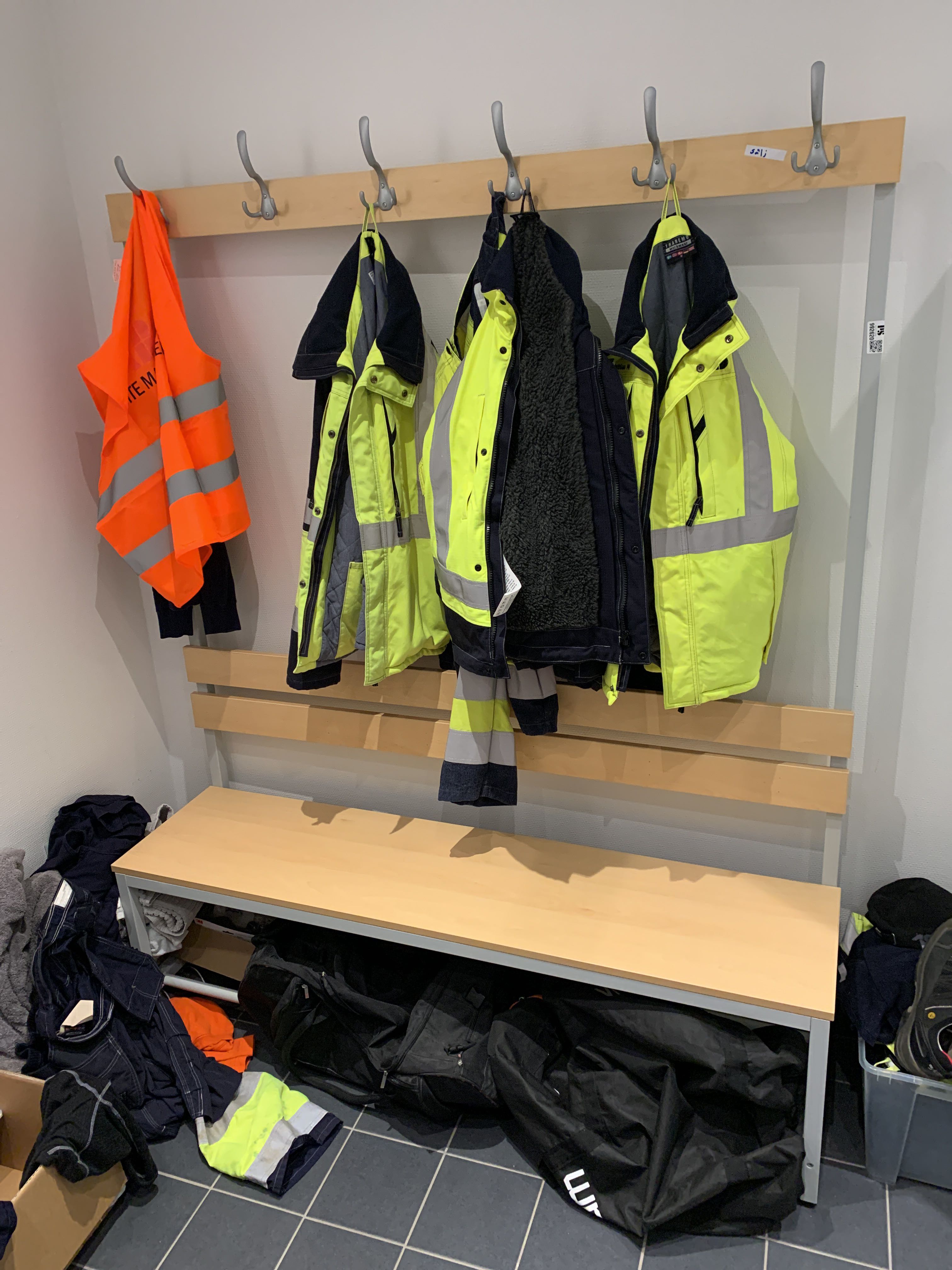 Dressing bench with hanger - PS Auction - We value the future - Largest ...