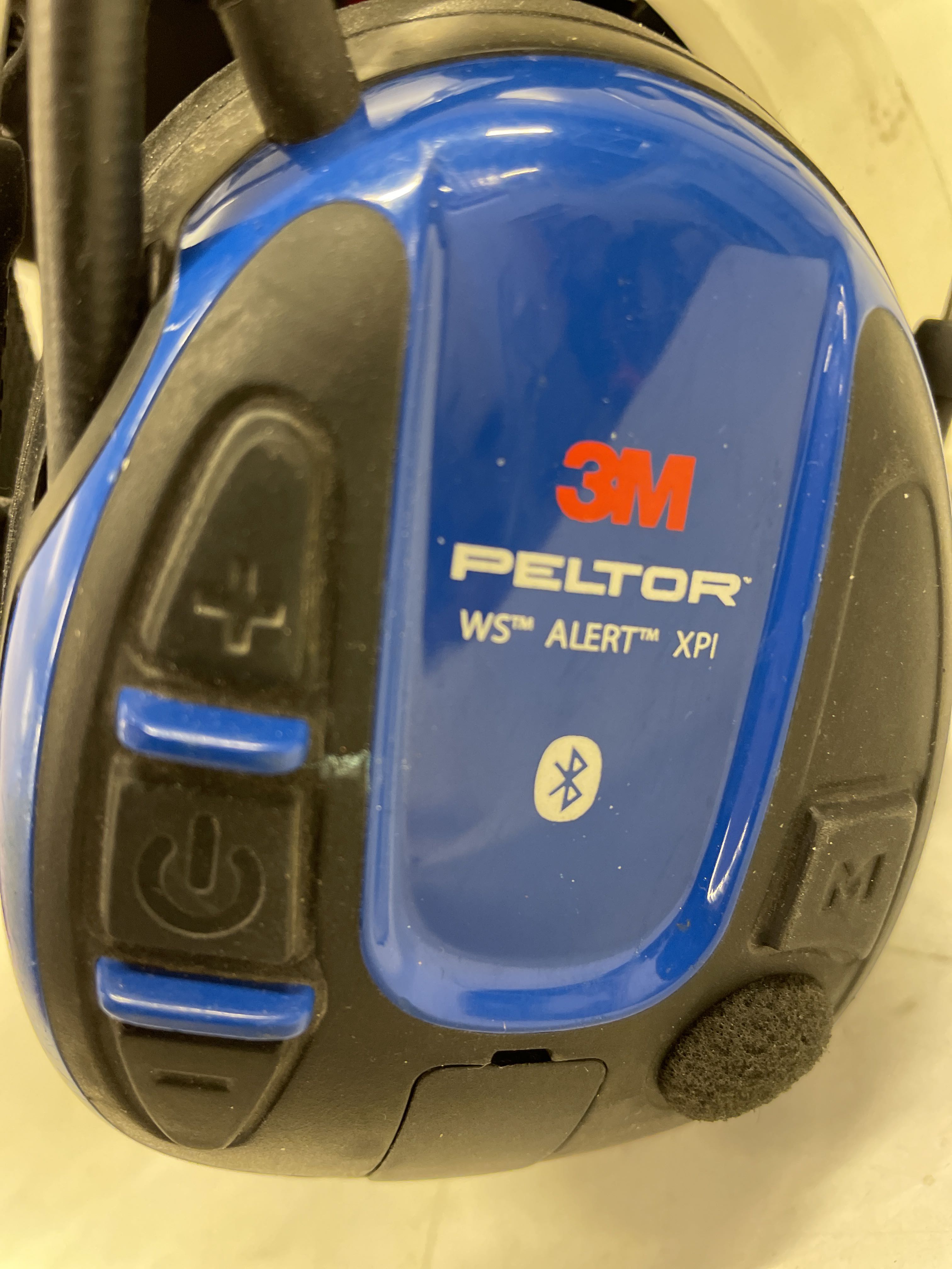 Skyddshjälm med 3M Peltor - Auktioner online - Nätauktioner ...