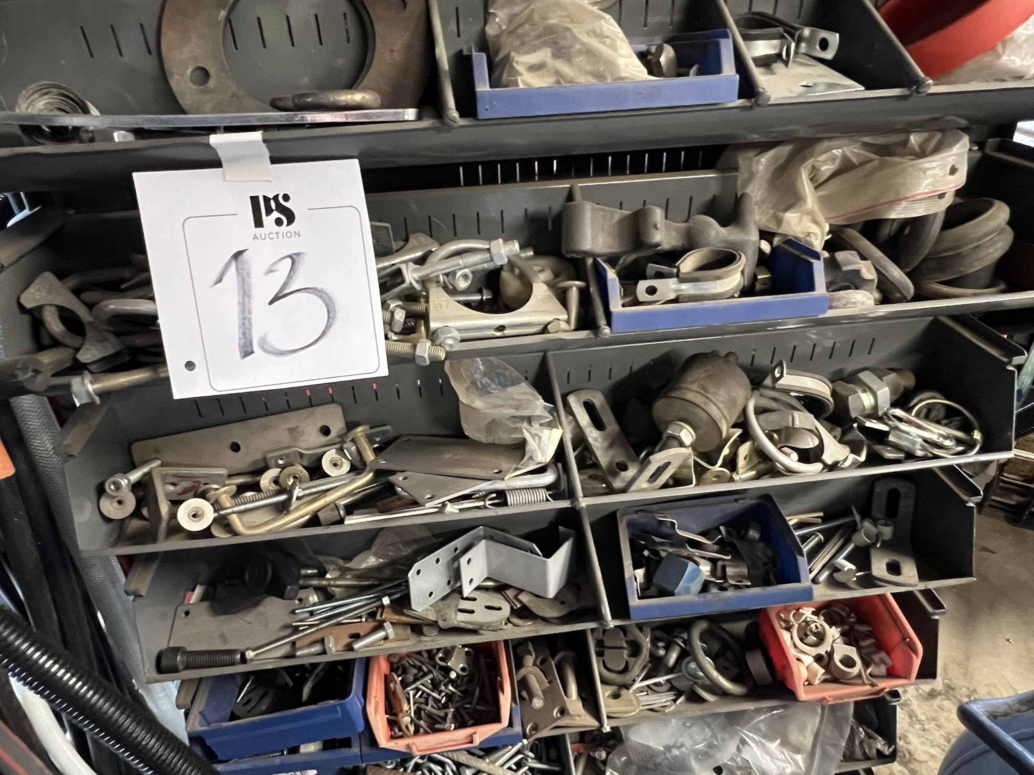 Assortment shelf on wheels with contents - PS Auction - We value the ...