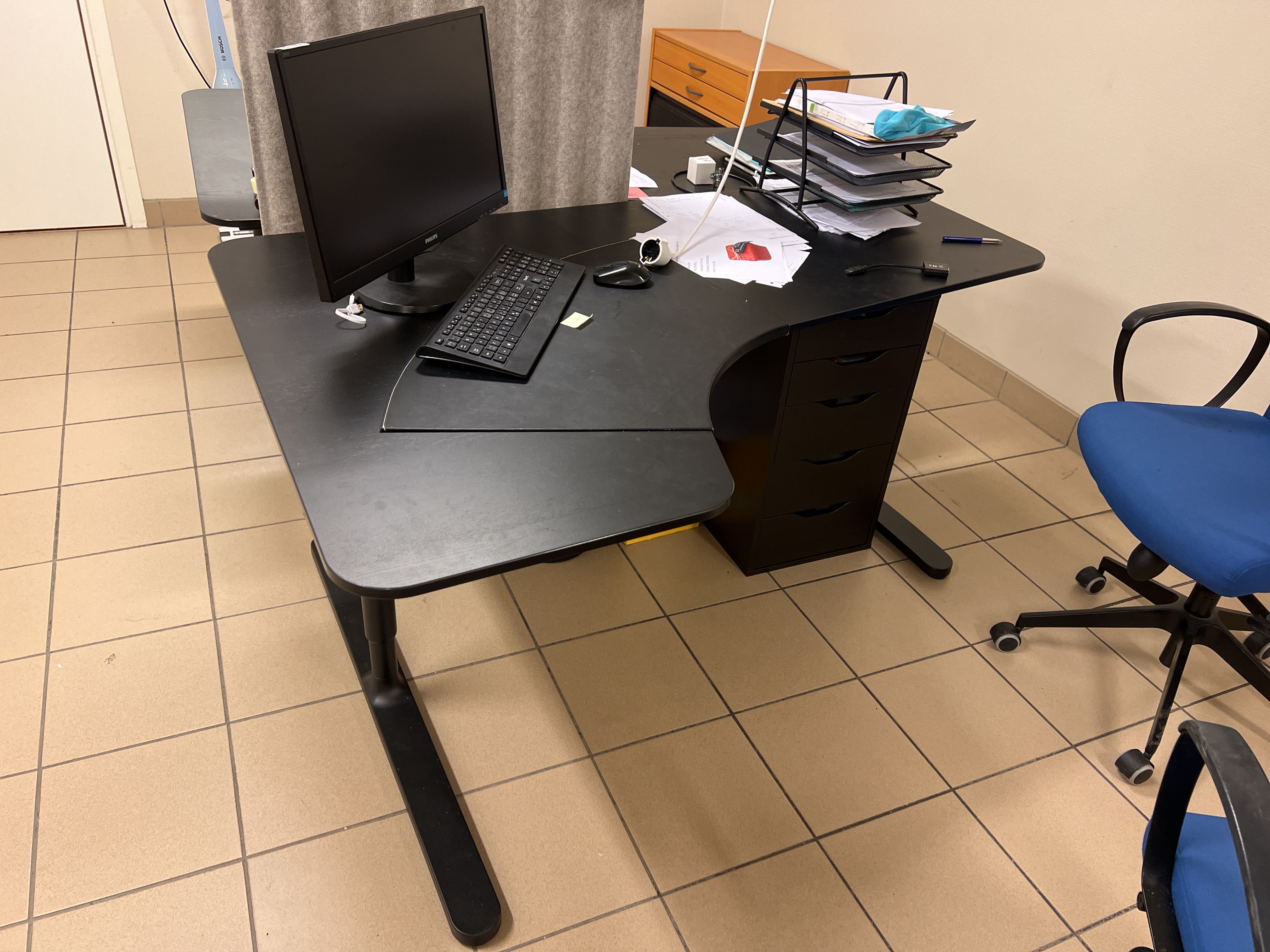 Office furniture 4 desks etc - PS Auction - We value the future ...