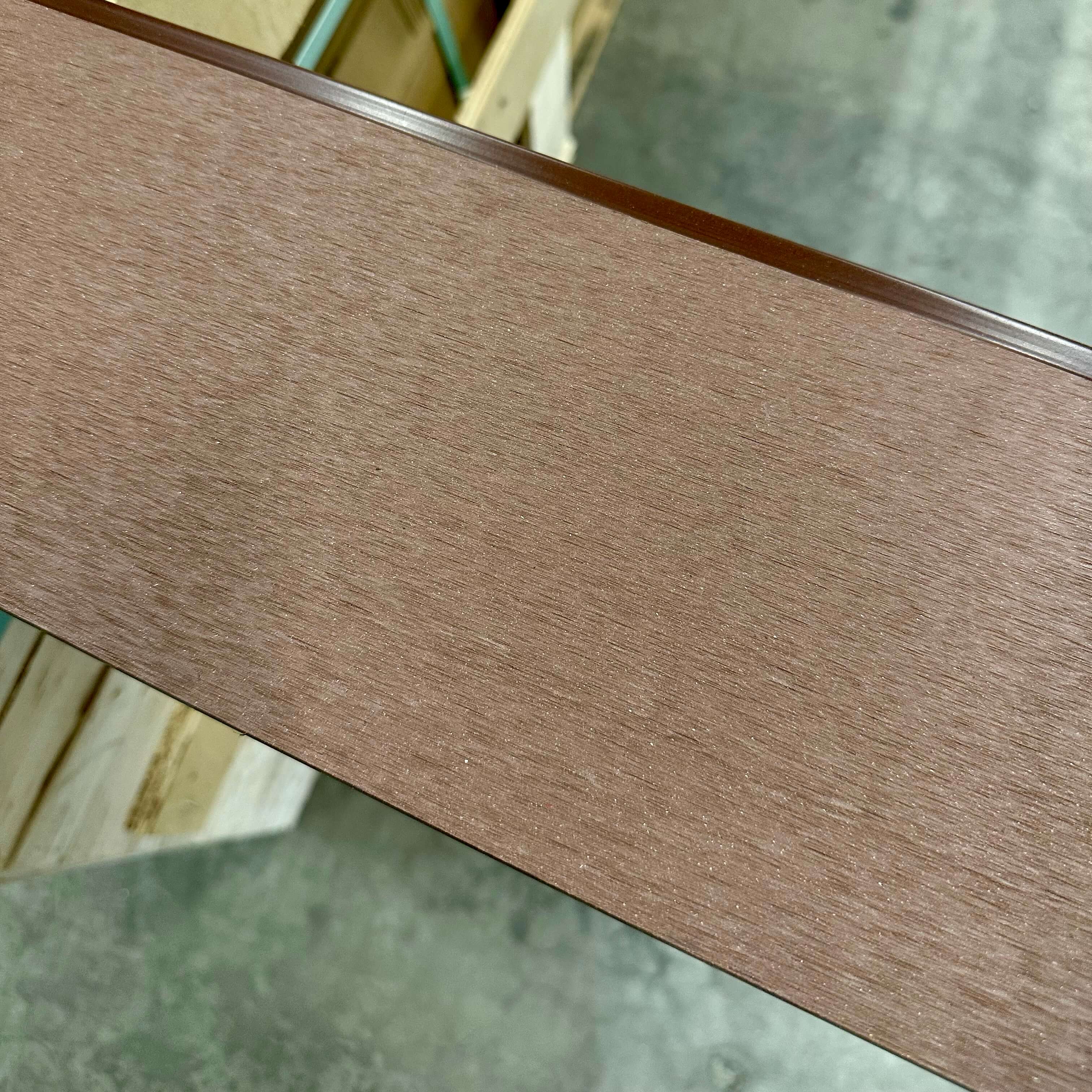 Plank/insynsskydd i träkomposit Grå/Brun - 1,8m - Auktioner online ...