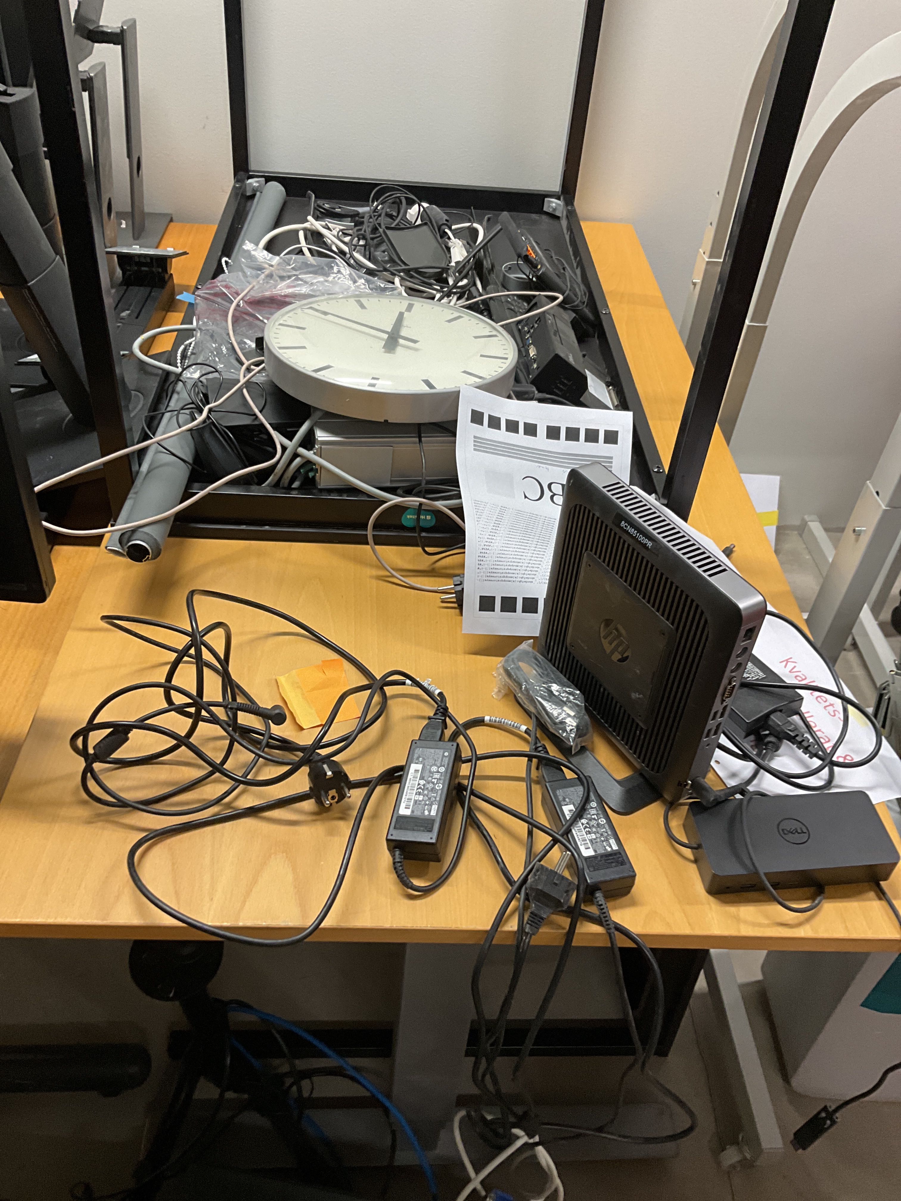 Table with computer screens - PS Auction - We value the future ...