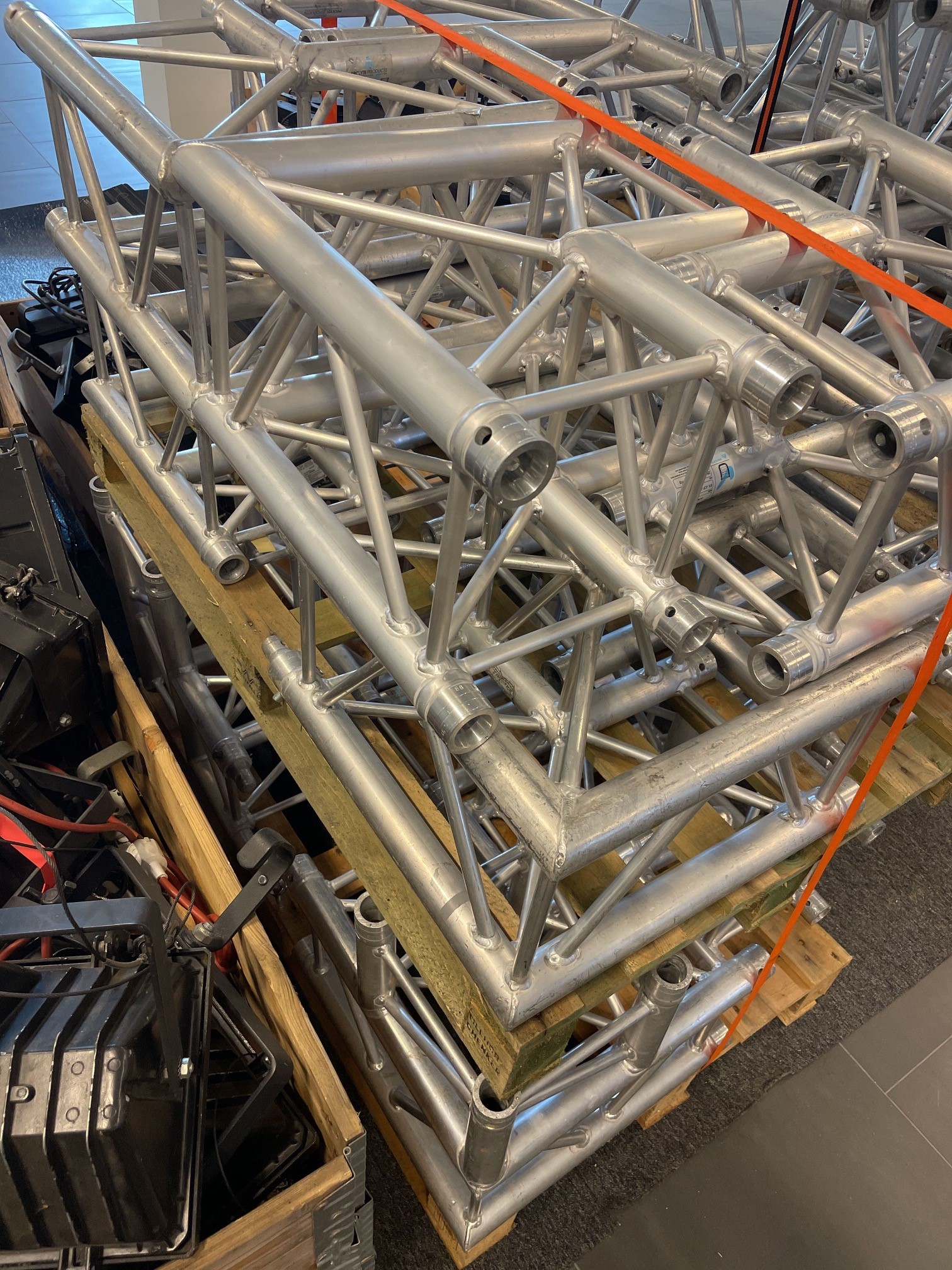 2 pallets rope, Prolyte 2-way corner 90 H30V-C003 - PS Auction - We ...