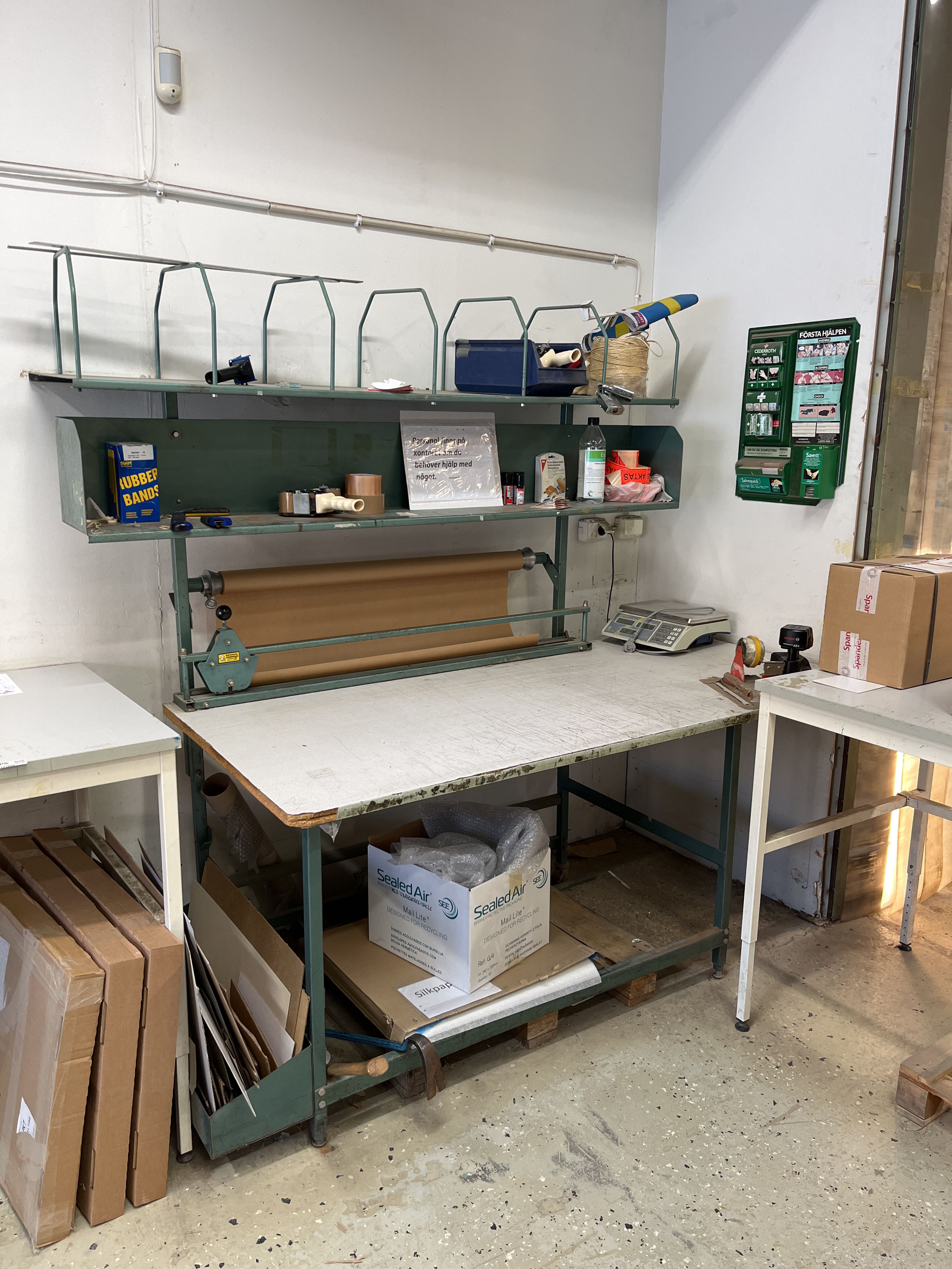 Packing station with digital scales and packing material - PS Auction ...