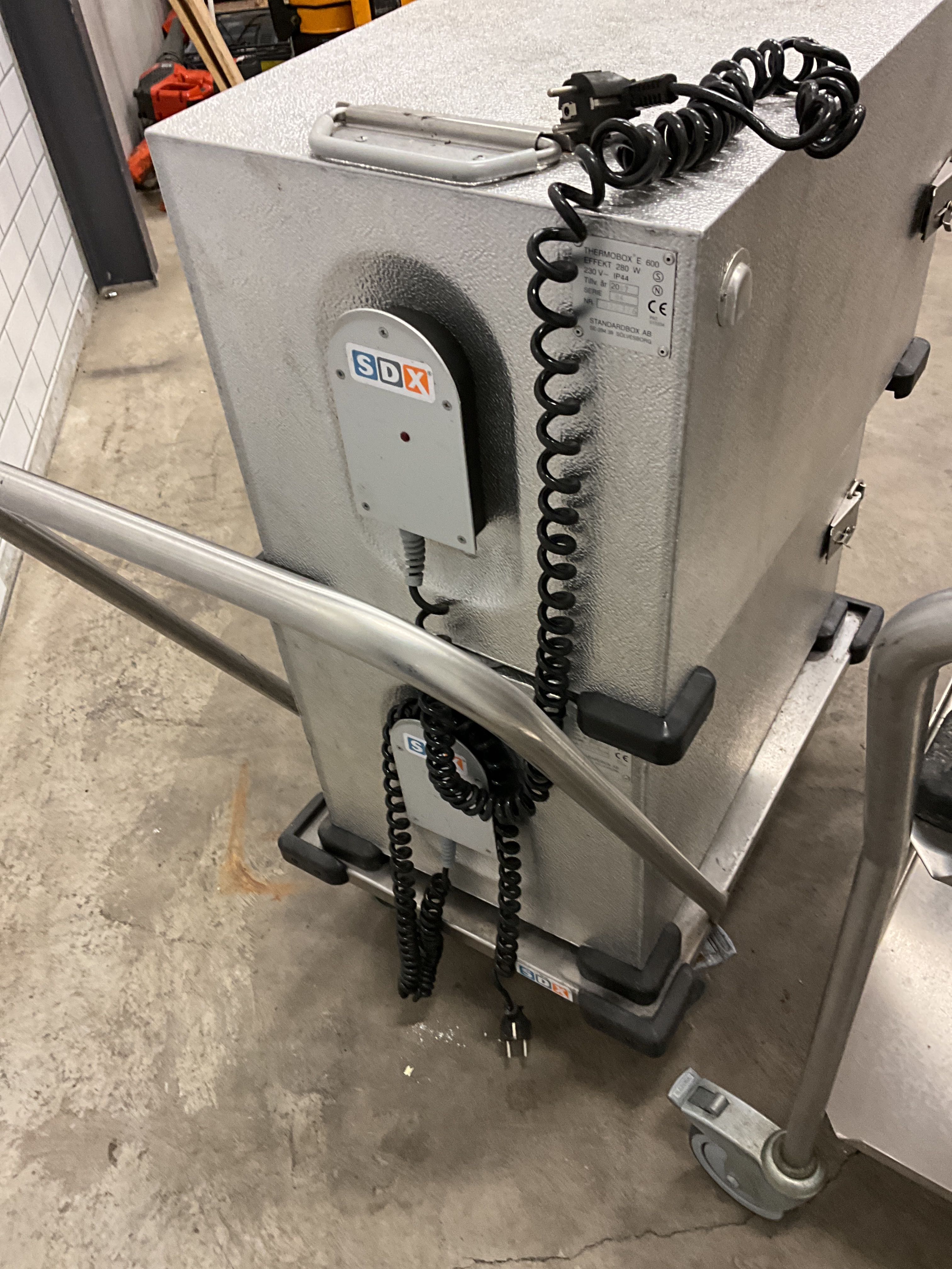 2 Stainless steel trolleys with 4 heating cabinets SDX - PS Auction ...