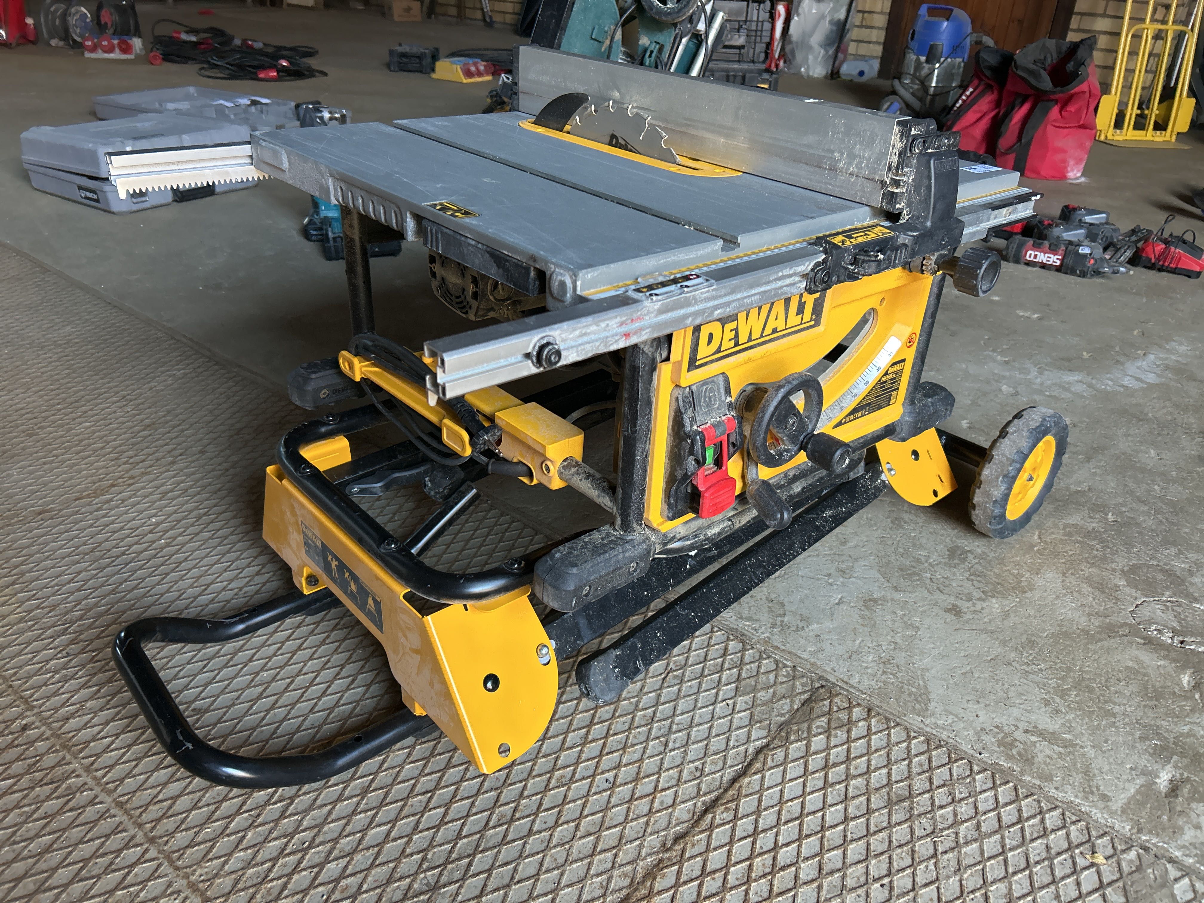 Table saw with stand - DeWALT DWE7492-QS - PS Auction - We value the ...