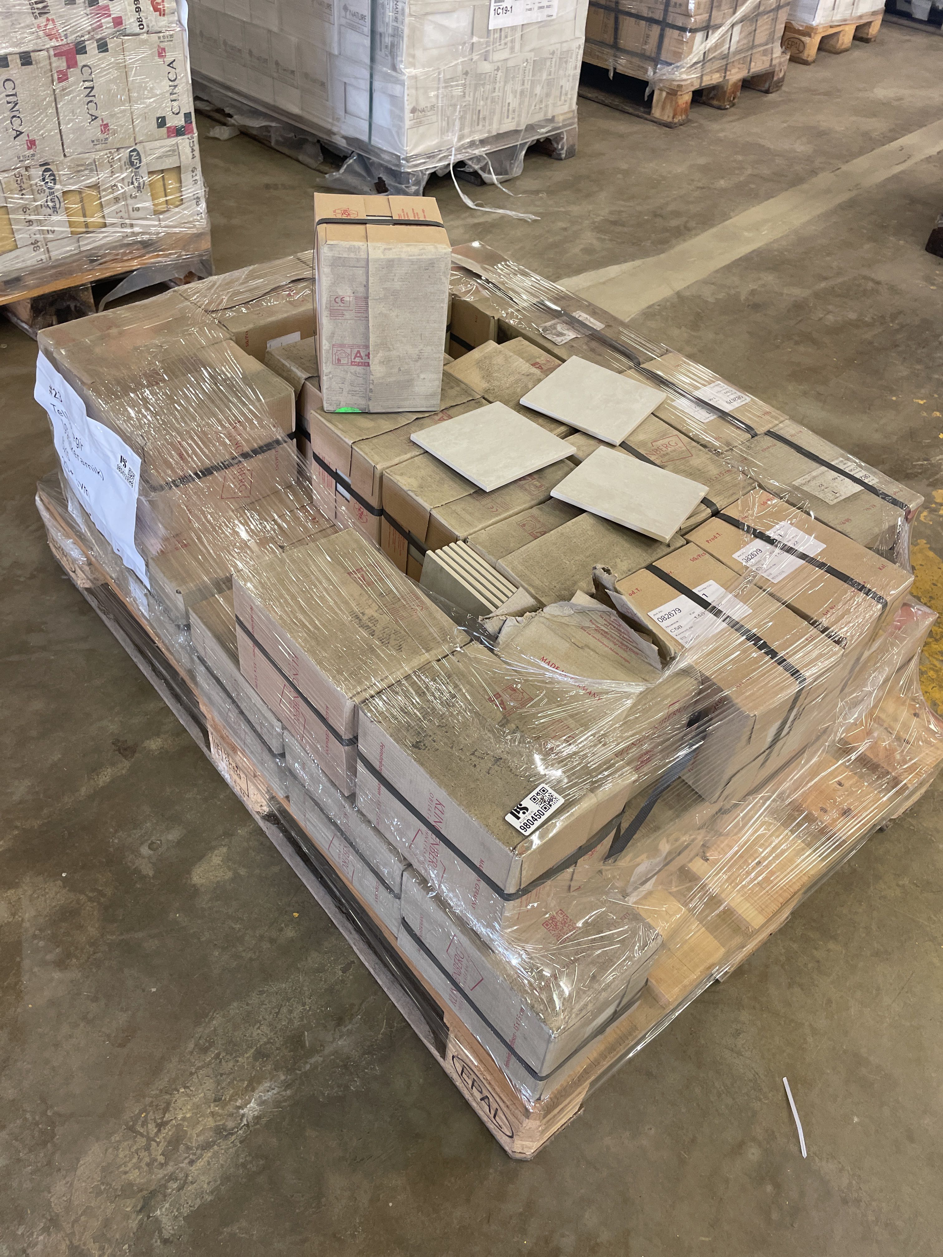 Granite ceramics, 15x15 approx. 20 square meters - PS Auction - We ...