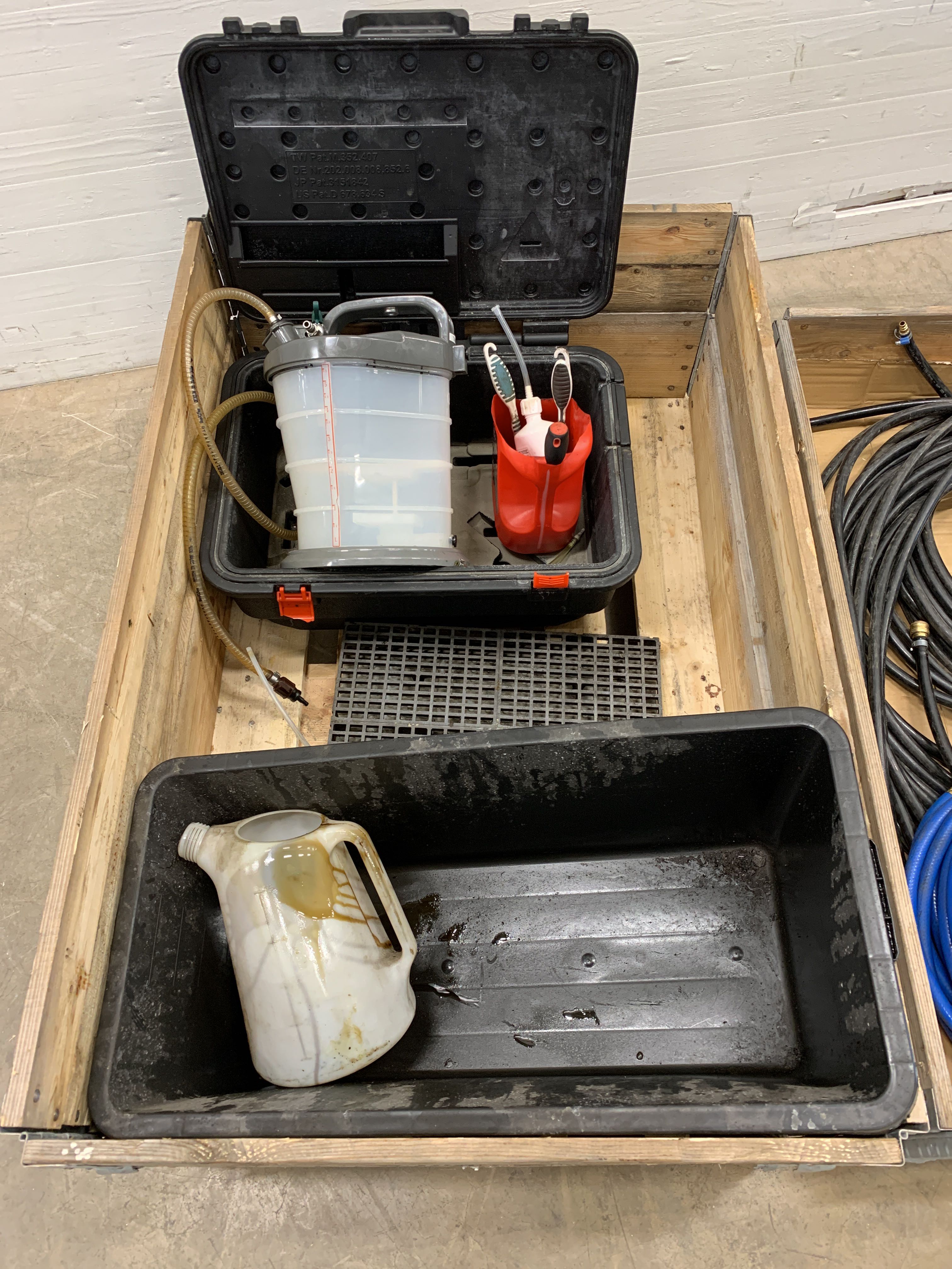 Assortment of various workshop accessories. - PS Auction - We value the ...